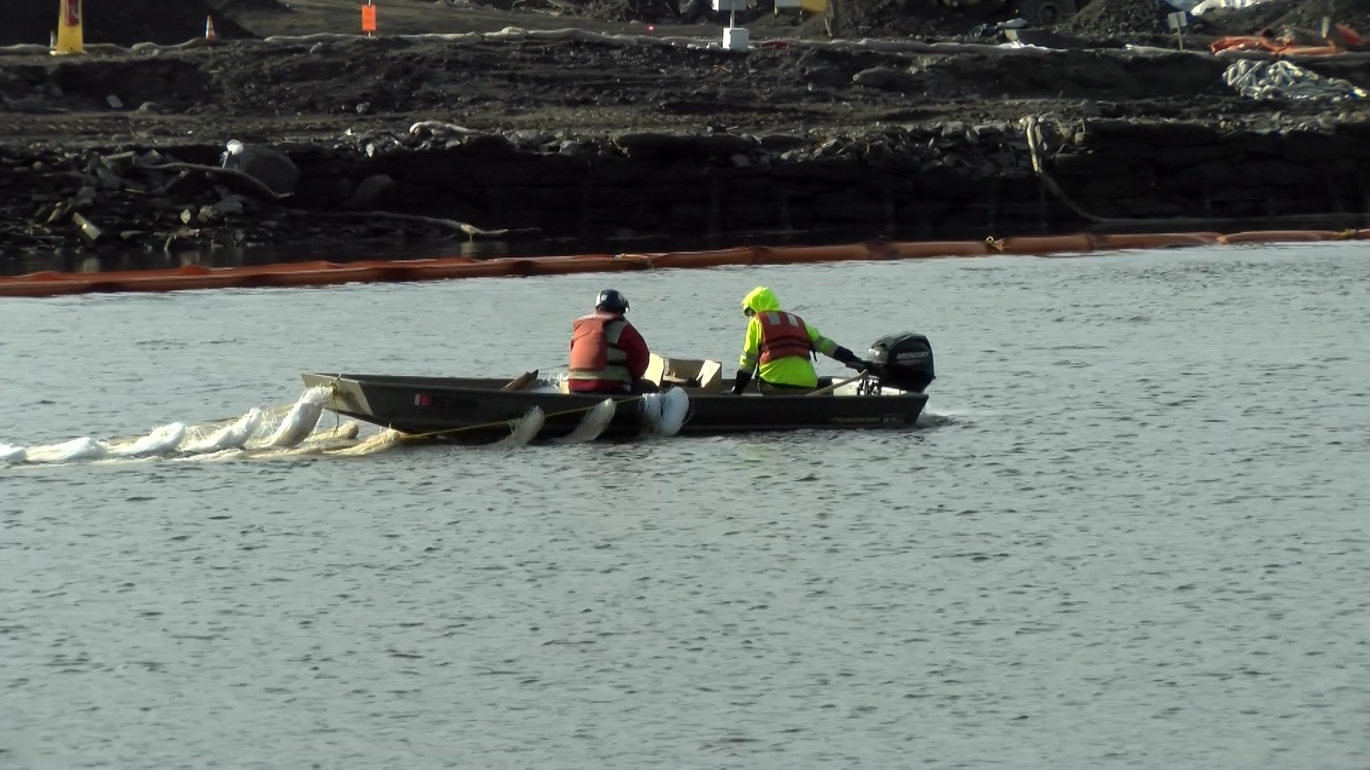 Seekonk River oil spill under investigation | ABC6