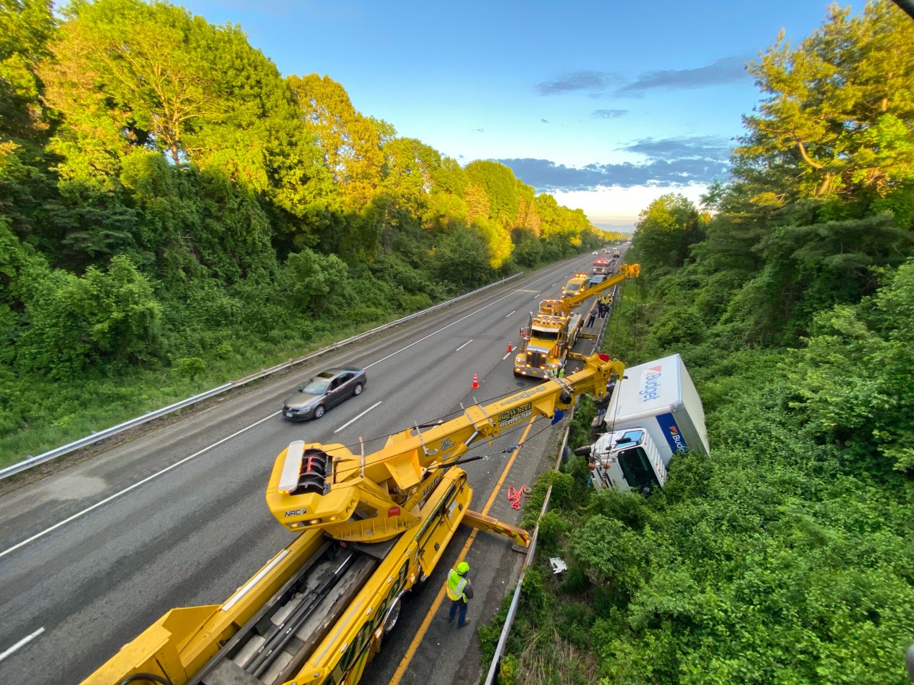 Commercial truck tips over on I-195 west in Swansea | ABC6