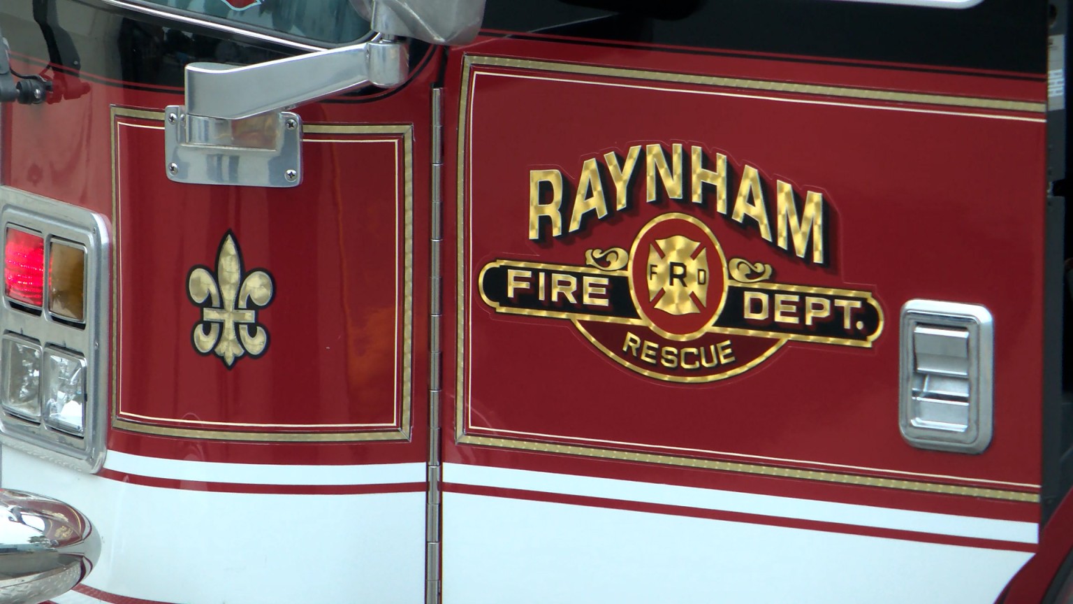 2 hurt after multi-vehicle head-on crash in Raynham | ABC6