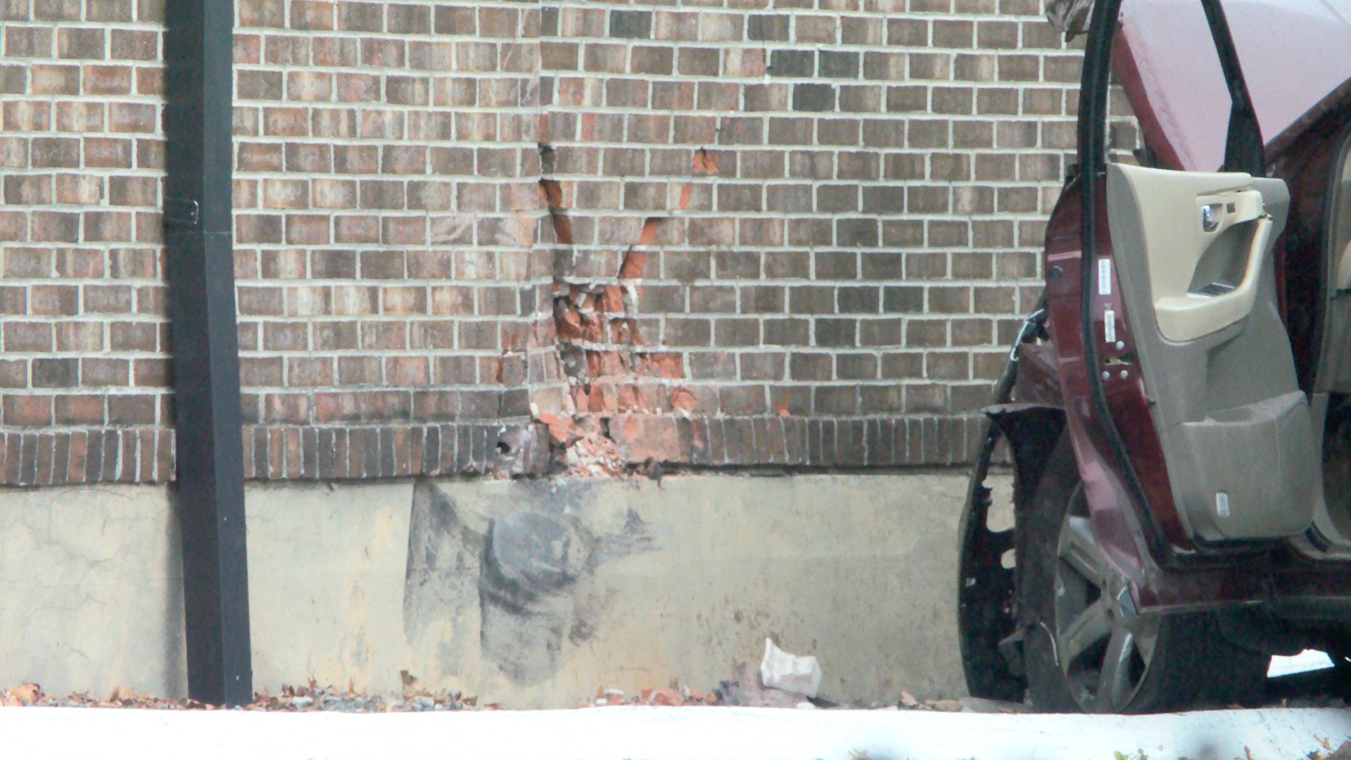 Car hits building in Providence | ABC6