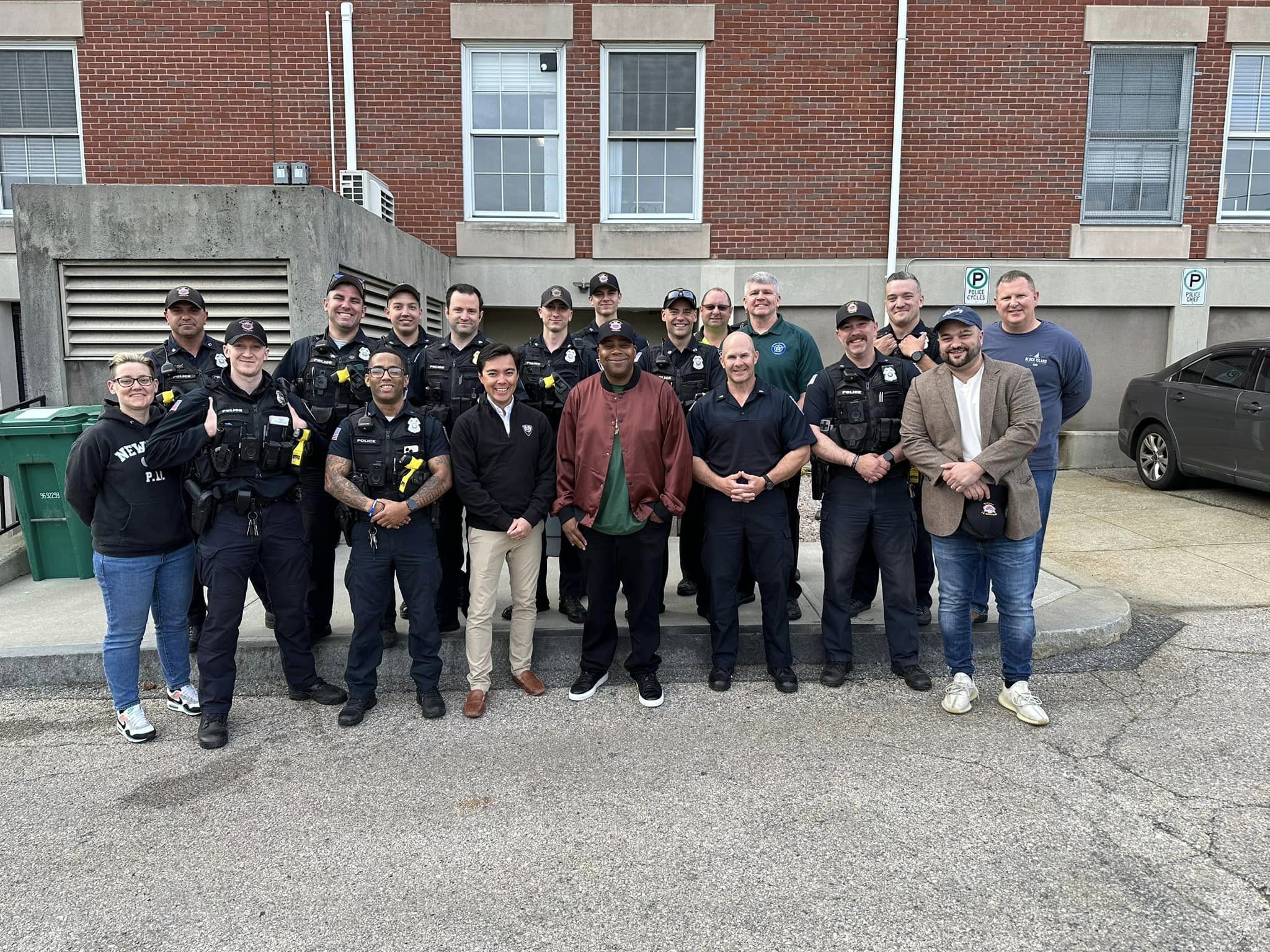 Newport police get 'good donuts' from 'Good Burger' star | ABC6