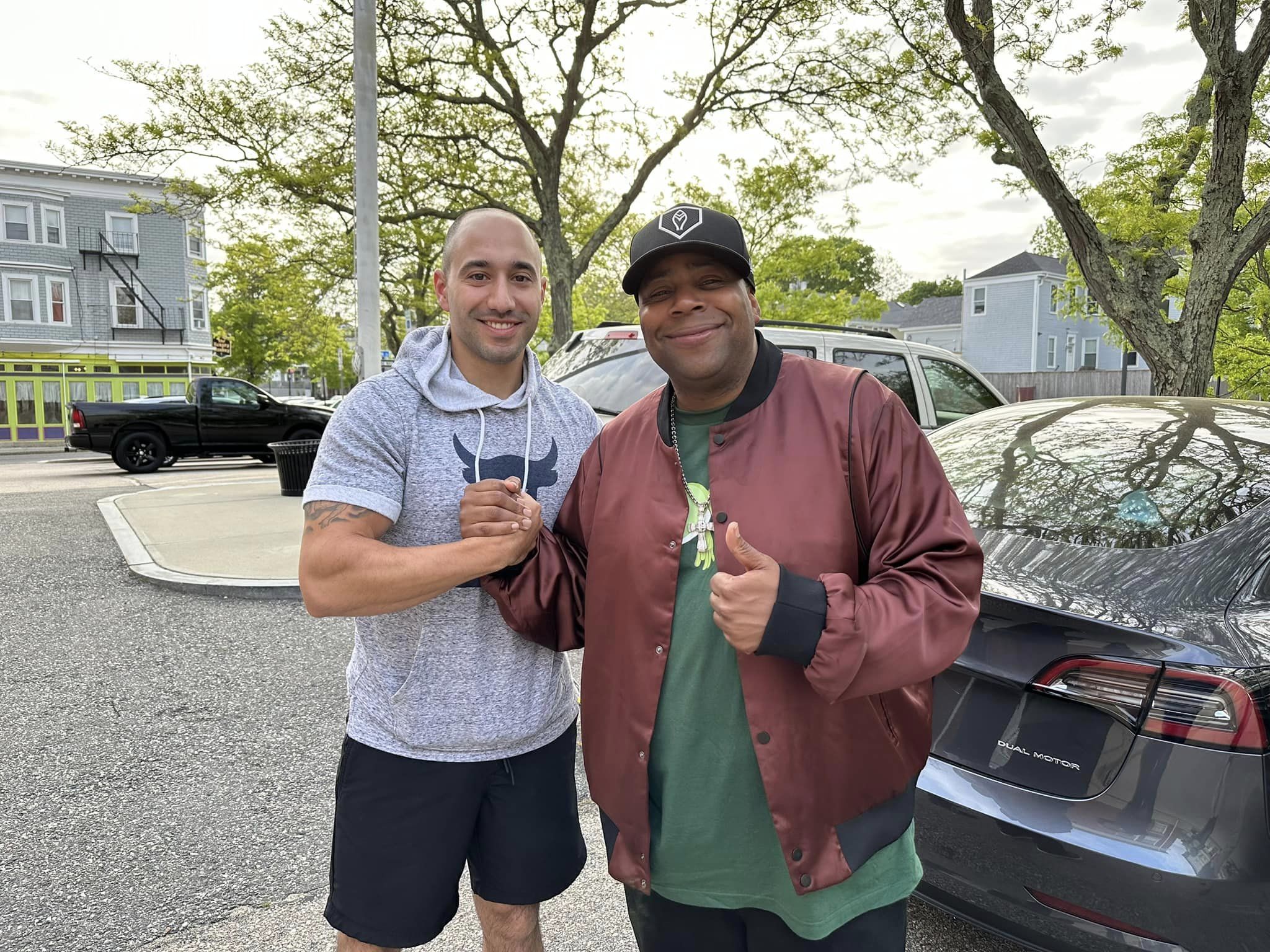 Newport police get 'good donuts' from 'Good Burger' star | ABC6