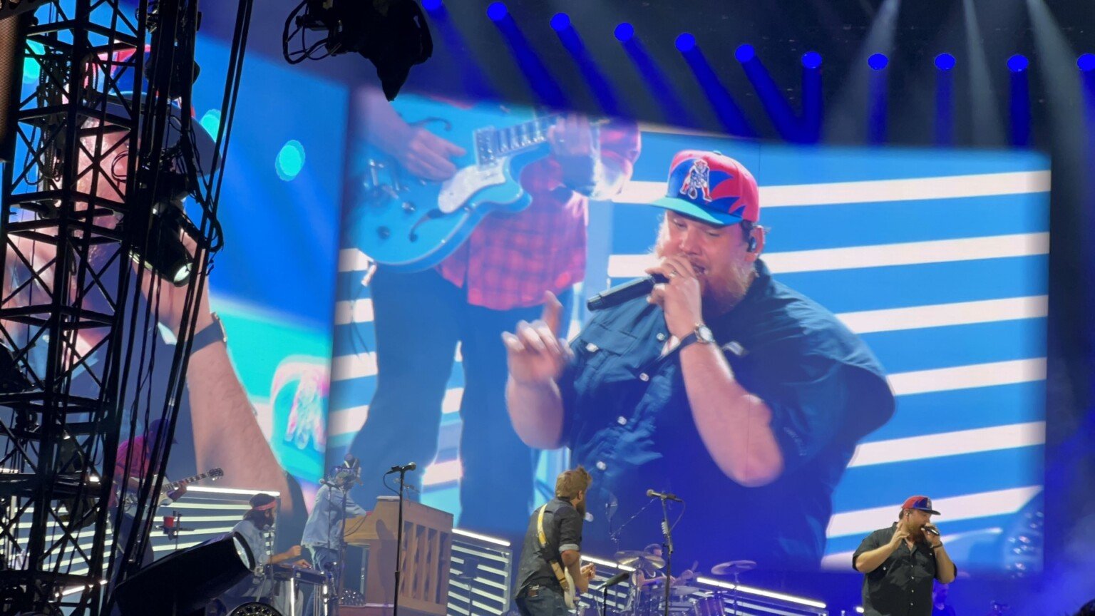 Luke Combs ends Gillette concert early due to weather | ABC6