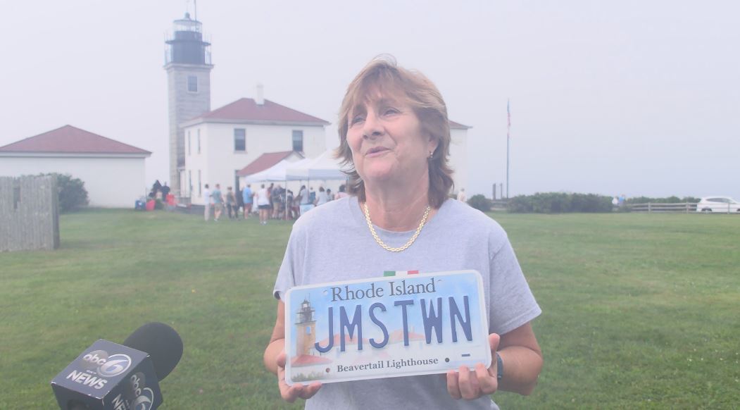 Rhode Islanders pick up Beavertail Lighthouse charity plates | ABC6
