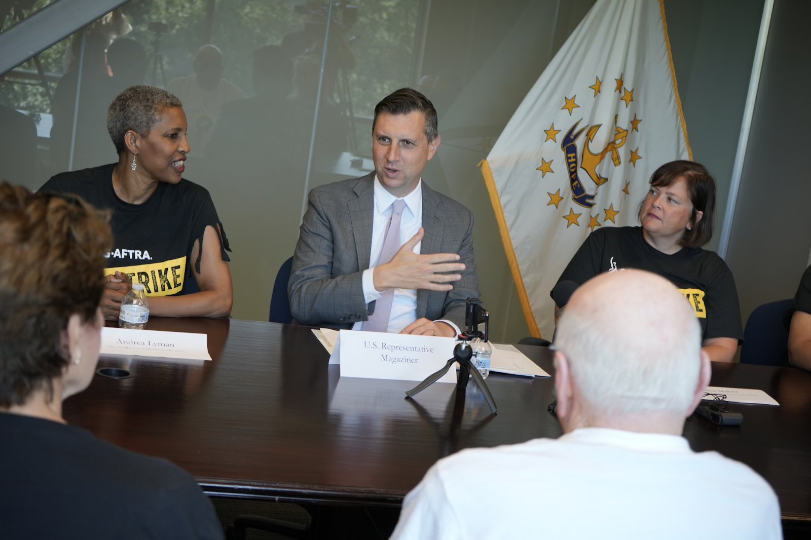 Magaziner meets with striking Rhode Island SAG-AFTRA members | ABC6