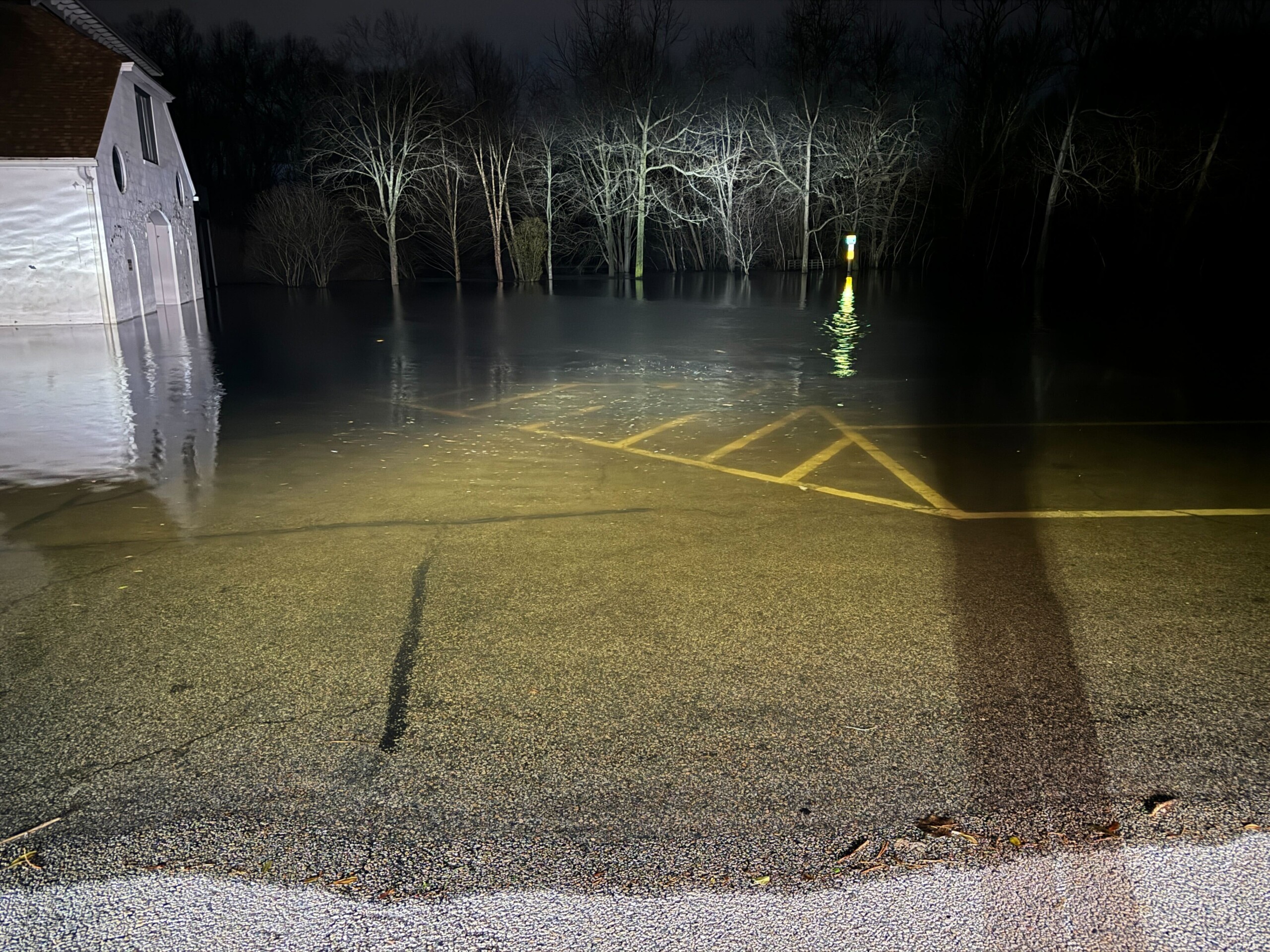 Pawtuxet River spills over 14 feet, fourth highest crest on record | ABC6