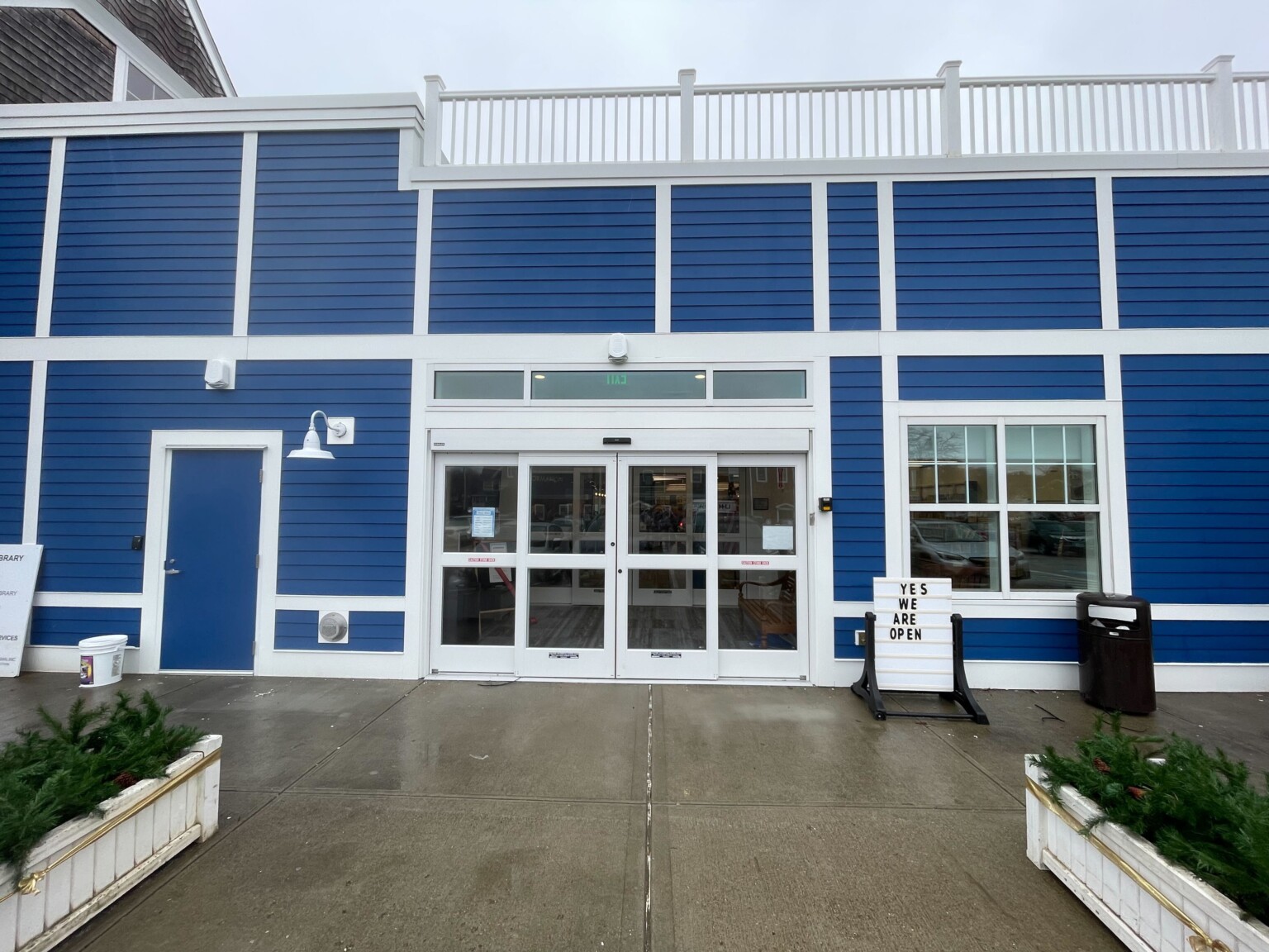 Officials cut ribbon at new Narragansett library | ABC6
