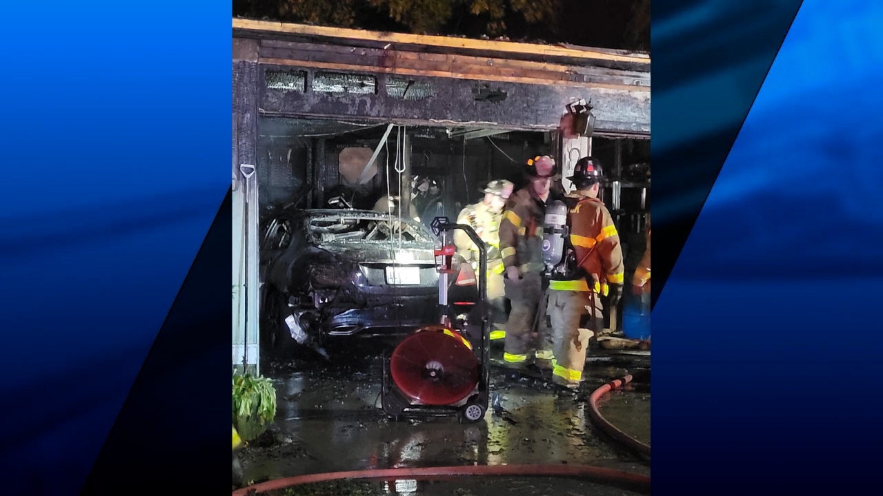Firefighters battle garage fire in Warwick | ABC6