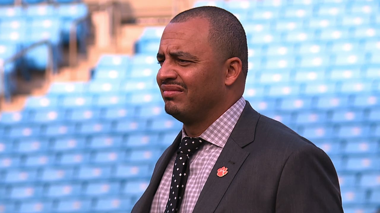 Clemson's Tony Elliott wins Broyles Award - ABC Columbia