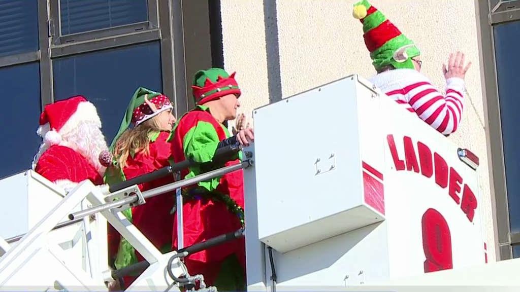 Santa stops his sleigh at Palmetto Health Children's hospital - ABC ...