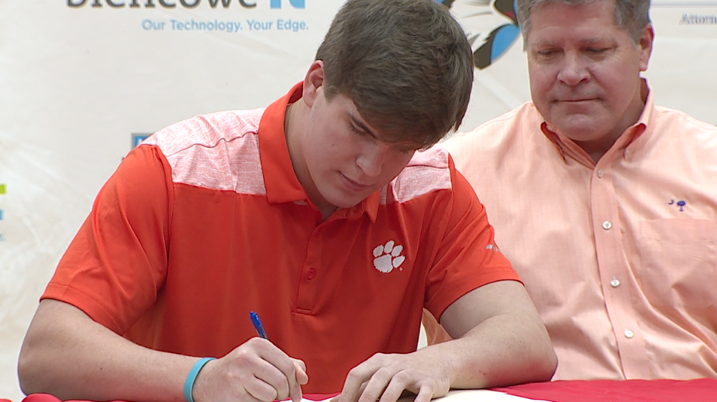 A.C. Flora's Banks Pope signs PWO offer from Clemson - ABC Columbia
