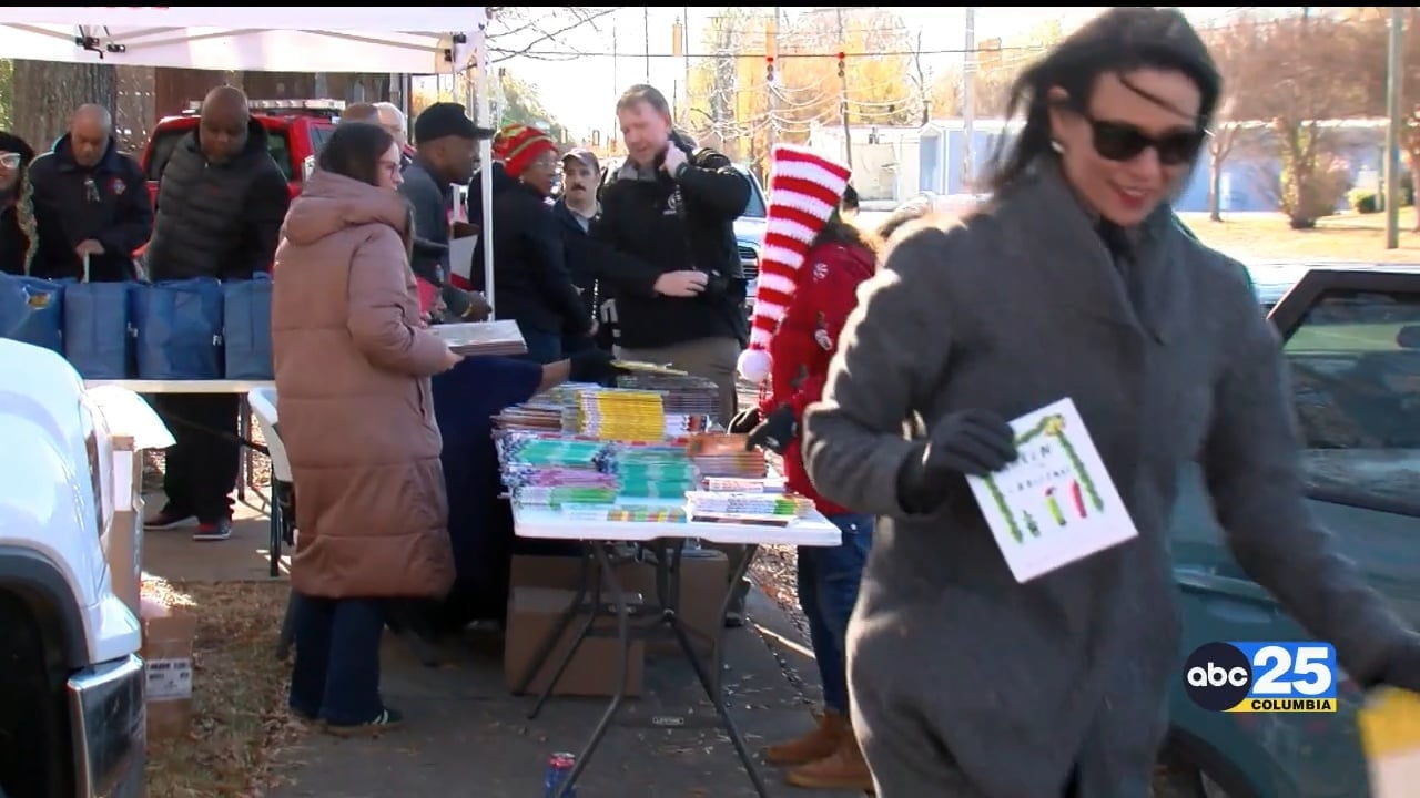 Firefighters feedings familes - ABC Columbia