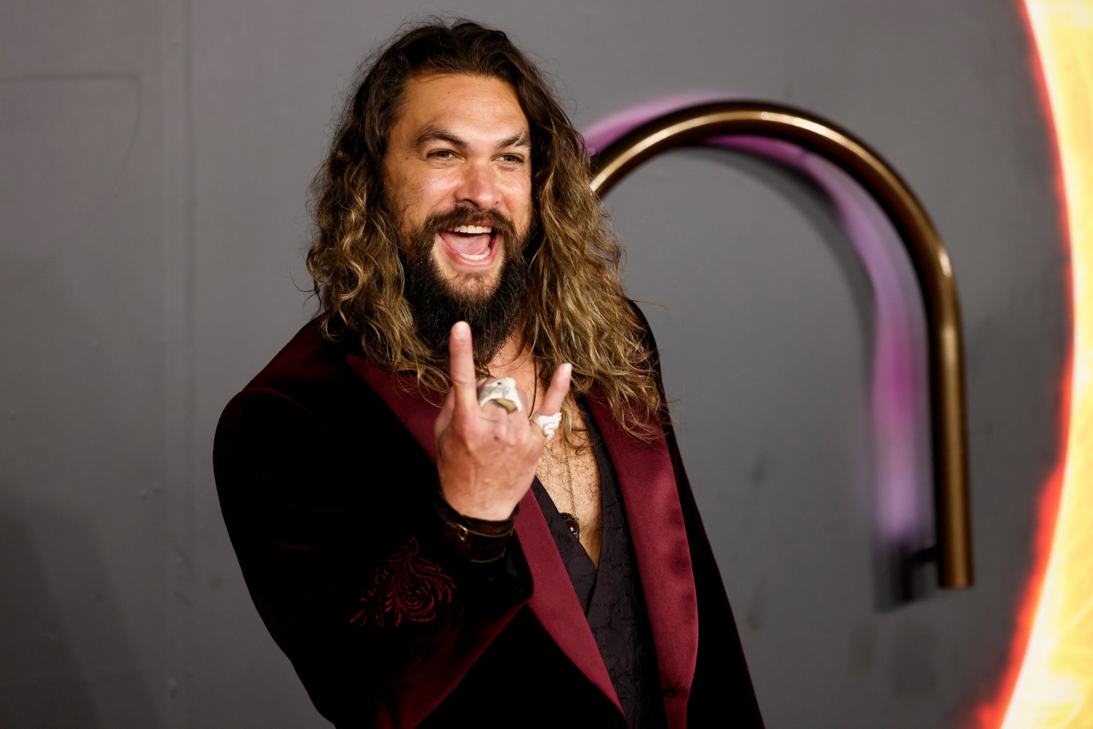 Jason Momoa Poses As Flight Attendant On Hawaiian Airlines Flight - Alt ...