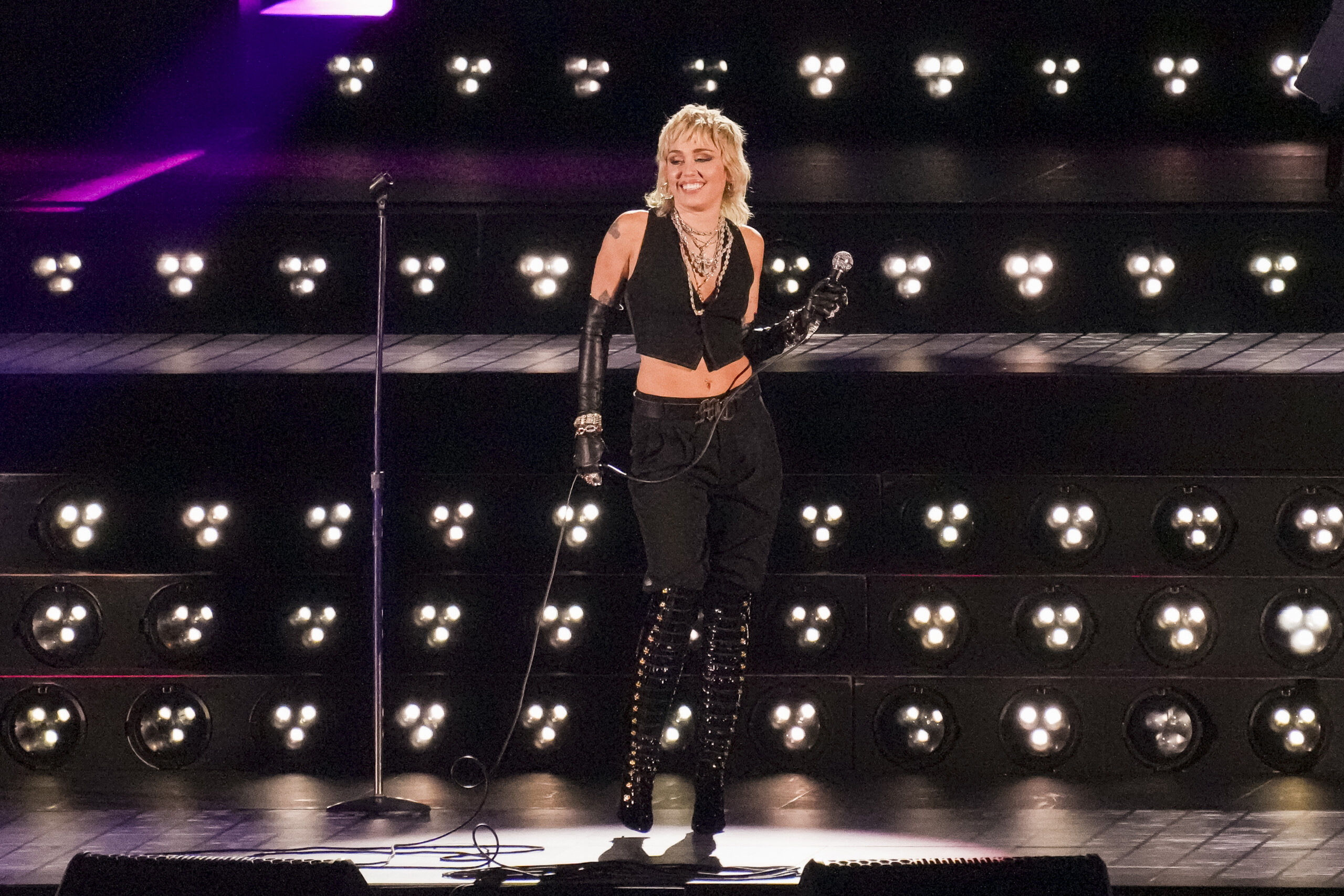 Miley Cyrus Teases New Music: 'New Year, New Miley' - Hits 96 | WDOD-FM