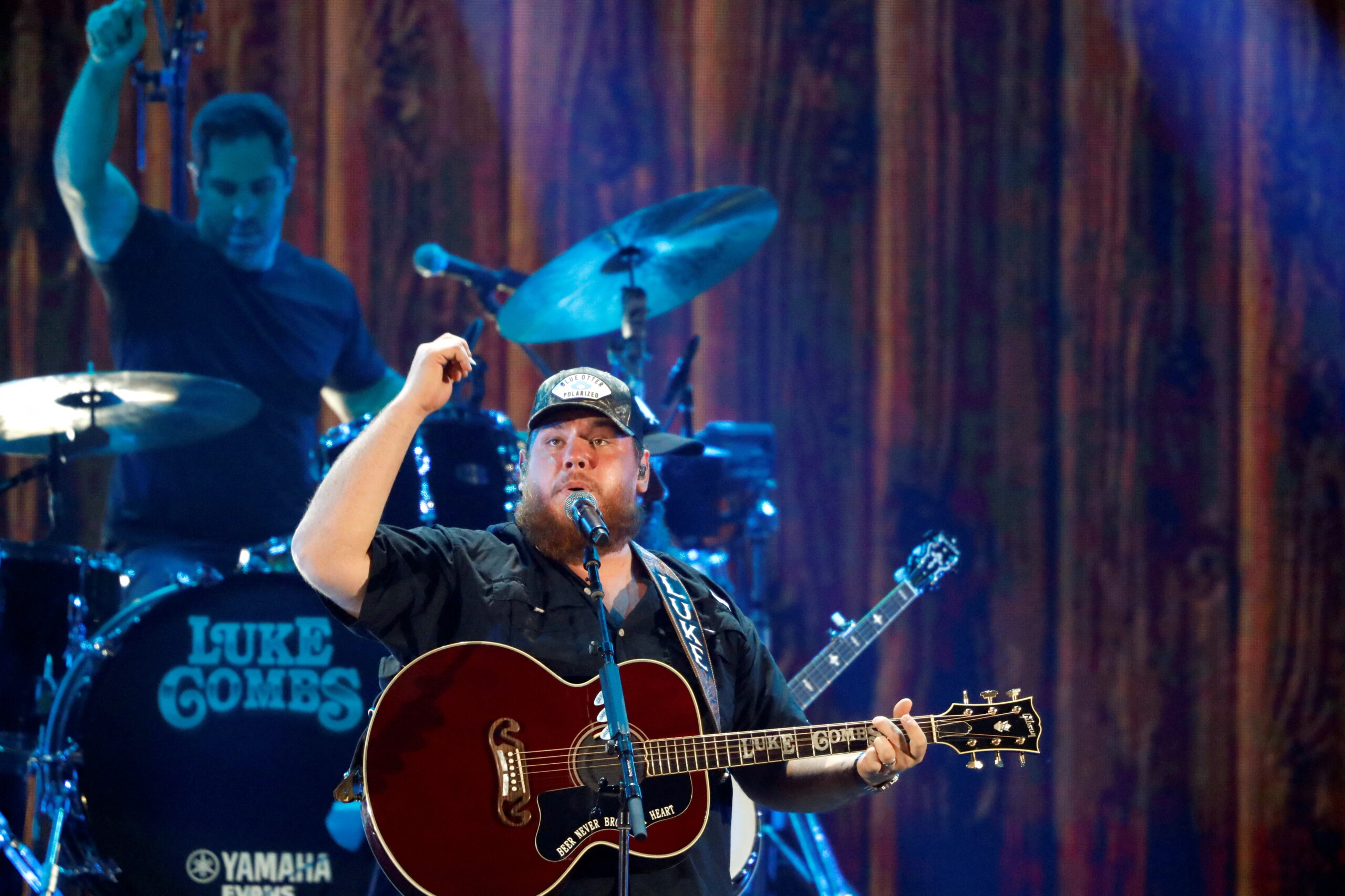 Luke Combs Invites a Young Fan On Stage To Sing "Fast Car" - Hits 96 ...