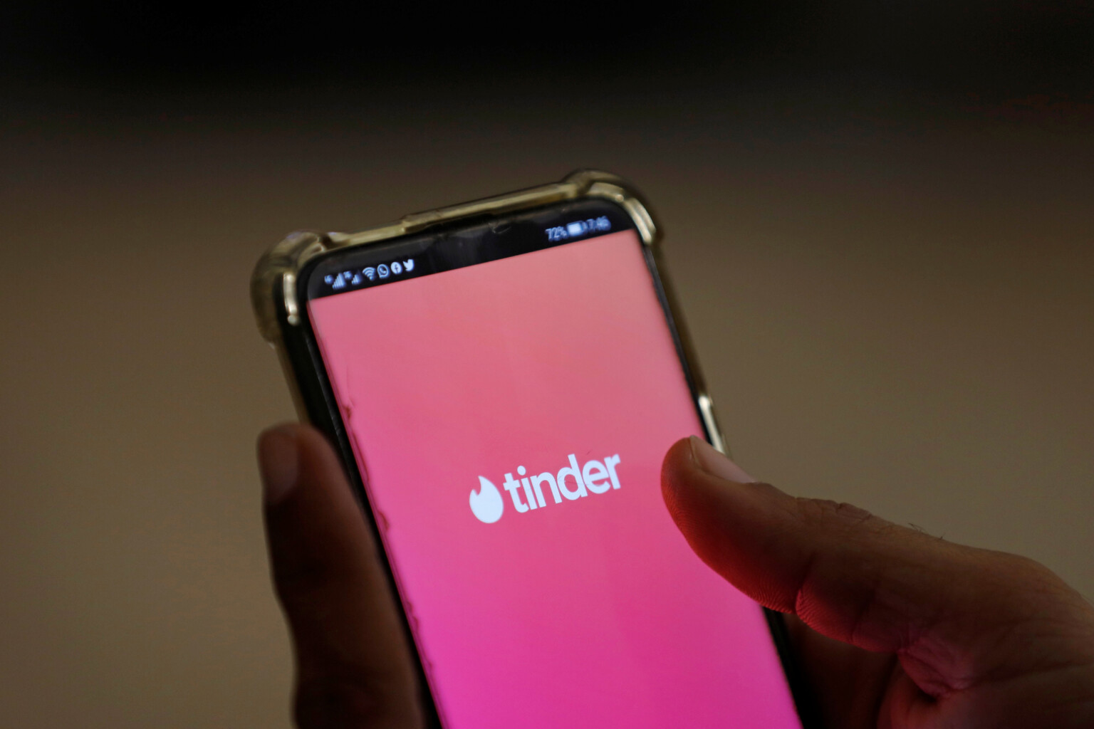 85% Of People Aren't Using Tinder Because Of Its Reputation - Hits 96 ...