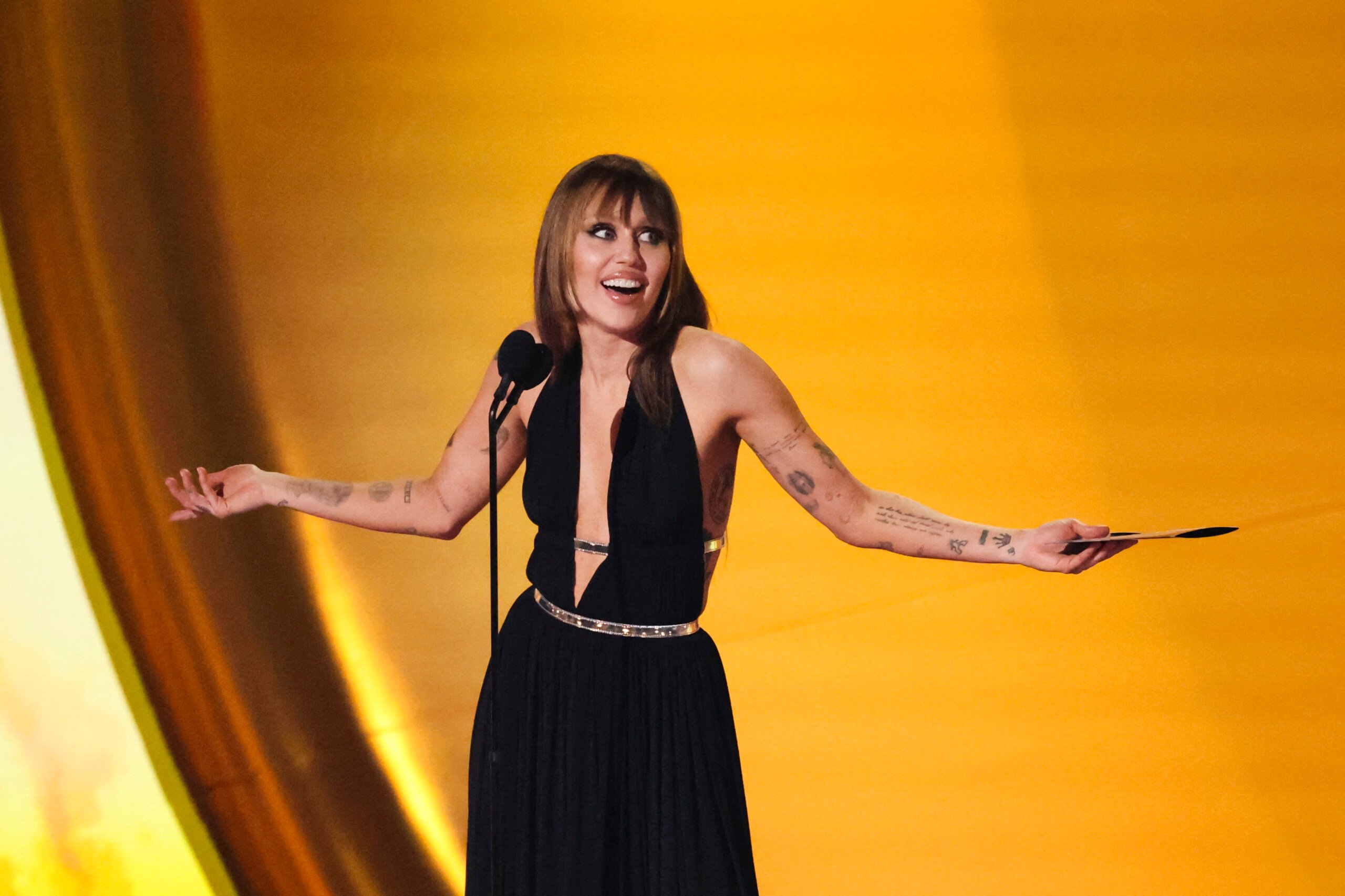 Miley Cyrus is Favorite to Play the 2026 Super Bowl Halftime Show... Do ...