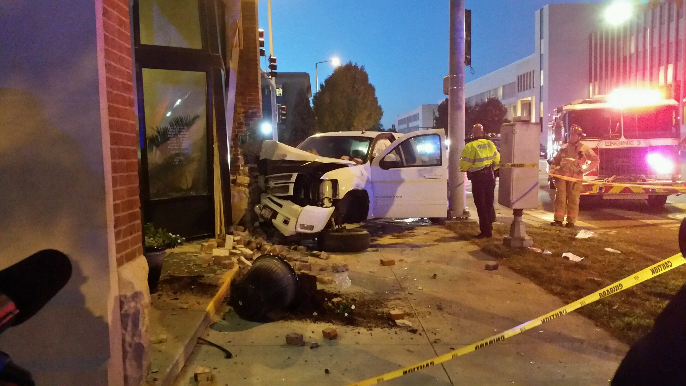 Truck crashes into building in Downtown Lincoln