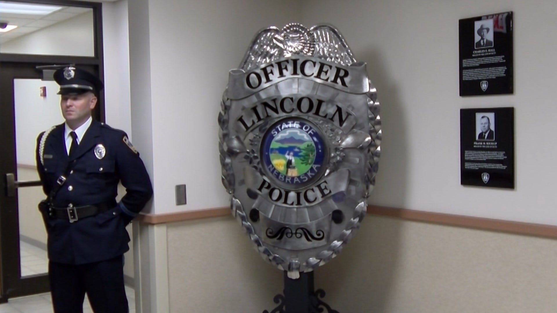 Lincoln Police unveil new memorial for fallen officers