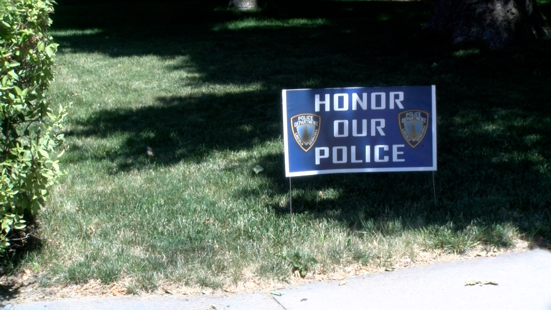 Thieves steal police yard sign from family of fallen officer