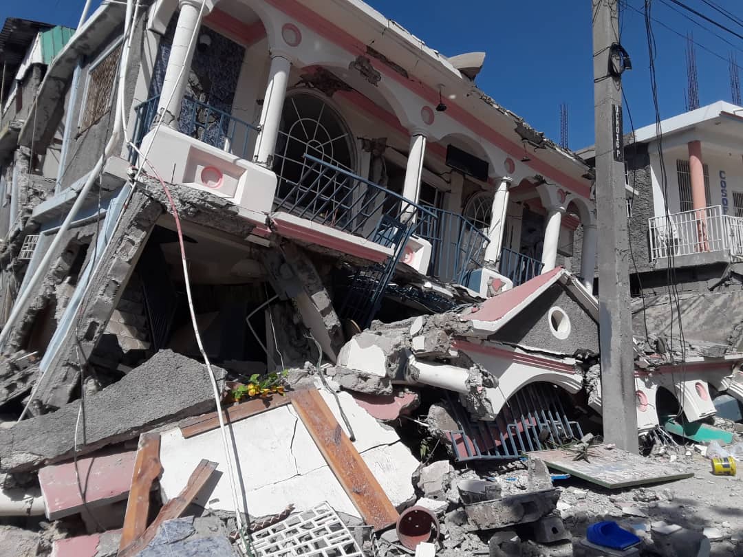 Death toll from Haiti earthquake rises to more than 700