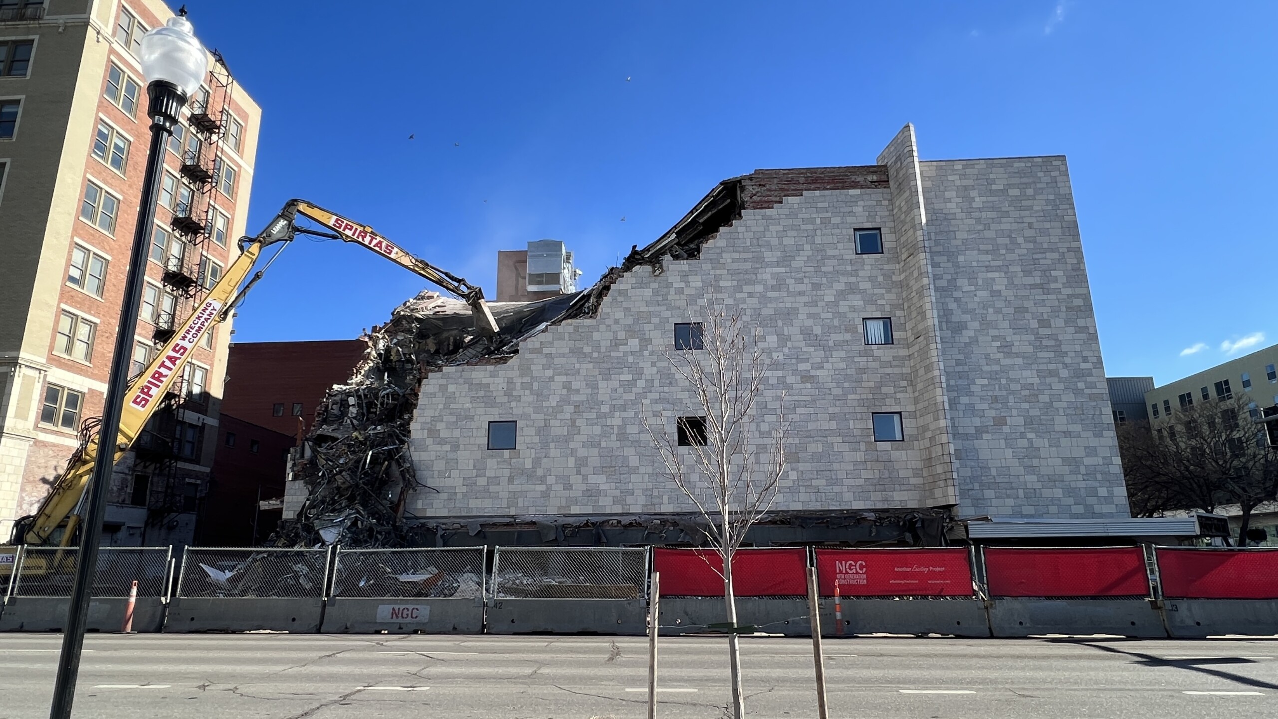 Crews begin tearing down historic Gold's Building in downtown Lincoln