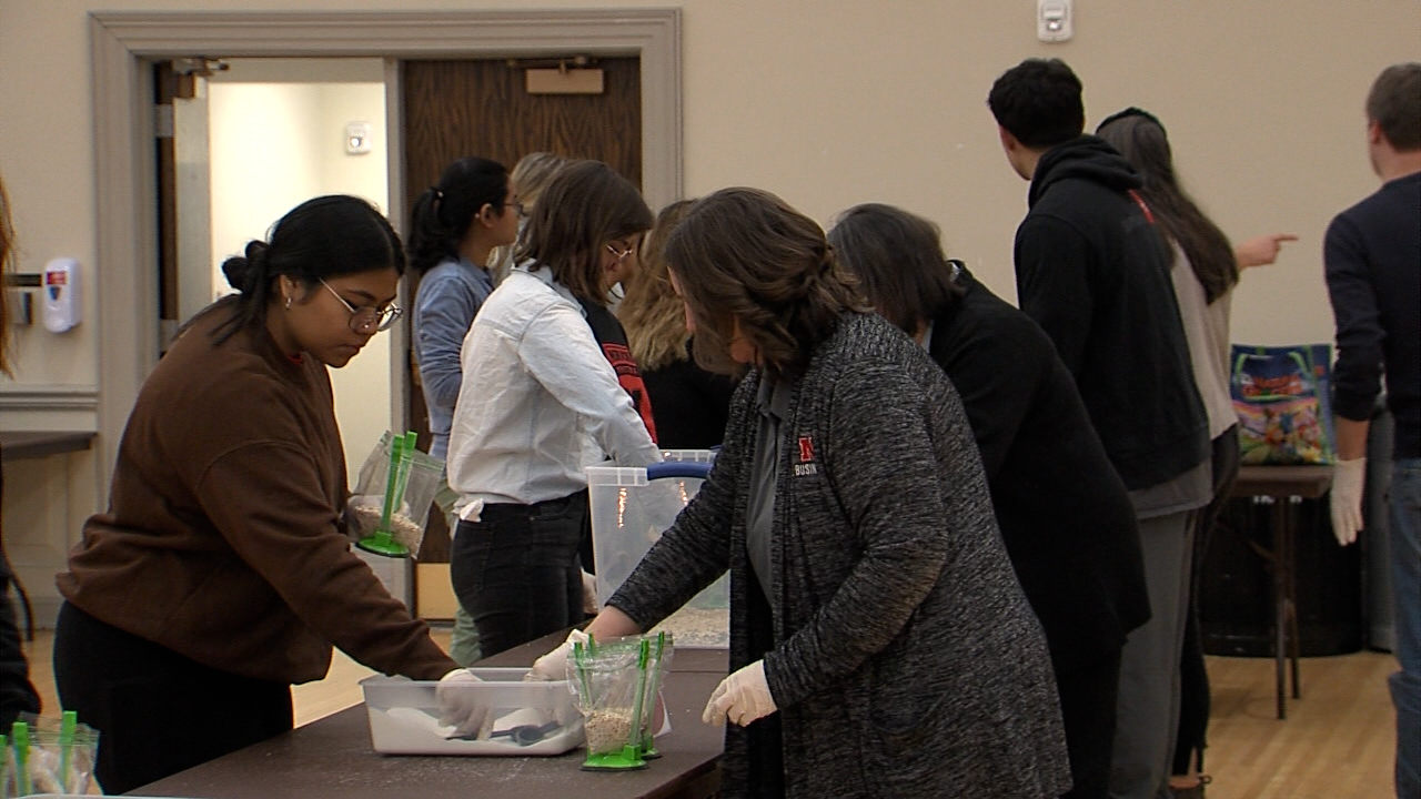 UNL students put together oatmeal packs for Center for People in Need