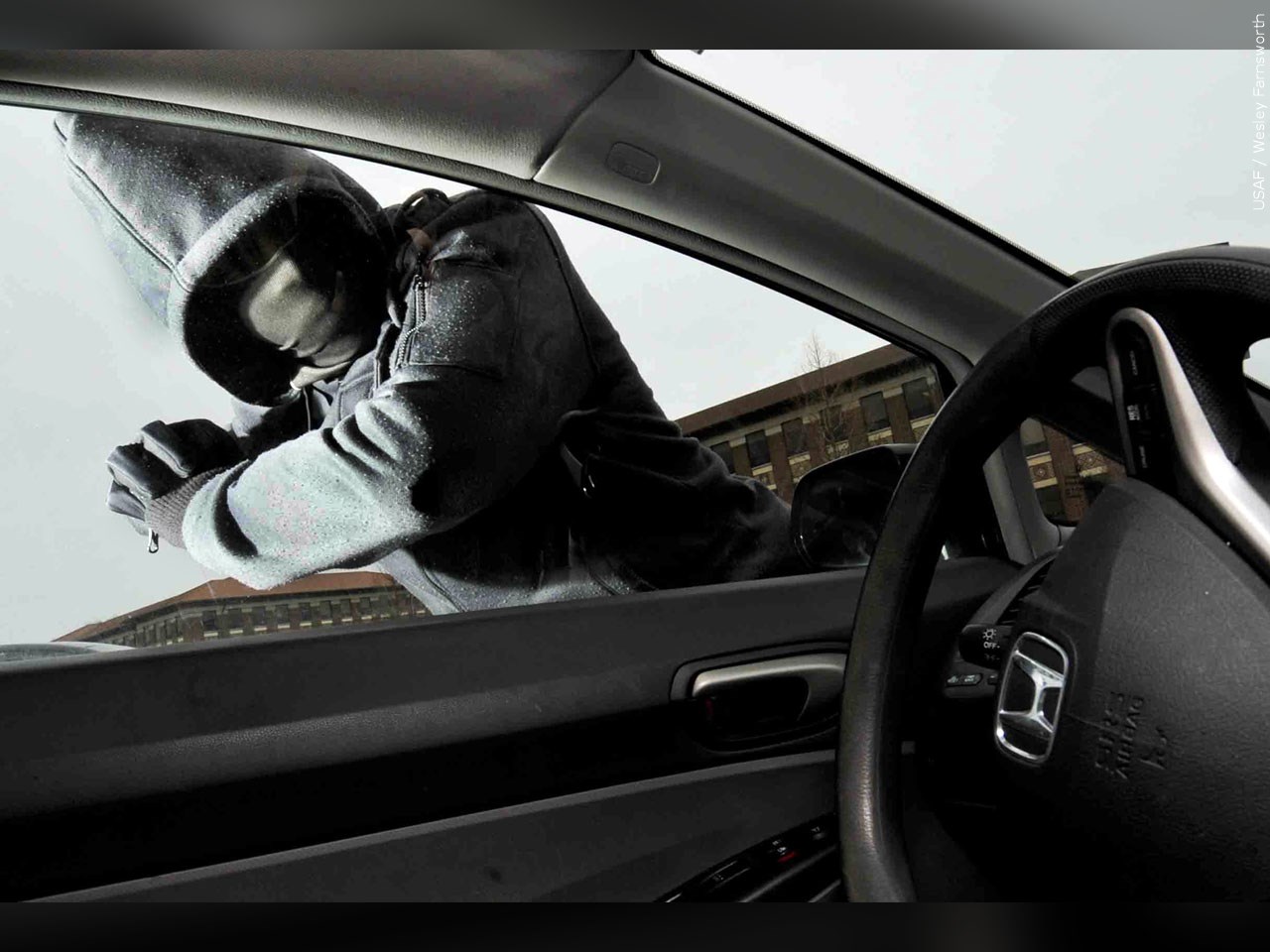 Owner scares off would-be car thief in Lincoln