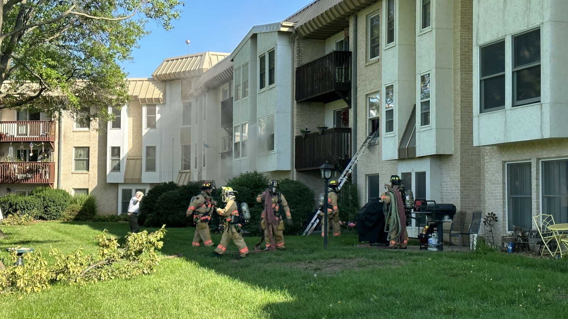 LFR crews battle fire at east Lincoln condo building