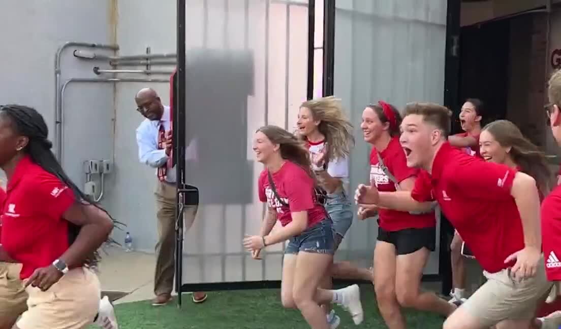 5,000 new UNL students do tunnel walk before class photo