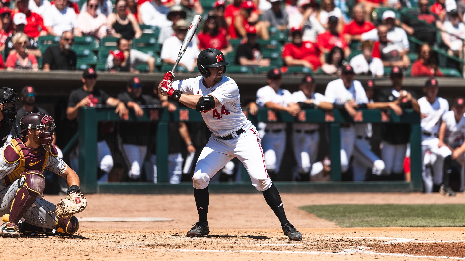 Nebraska baseball uses late rally to clinch series over Minnesota