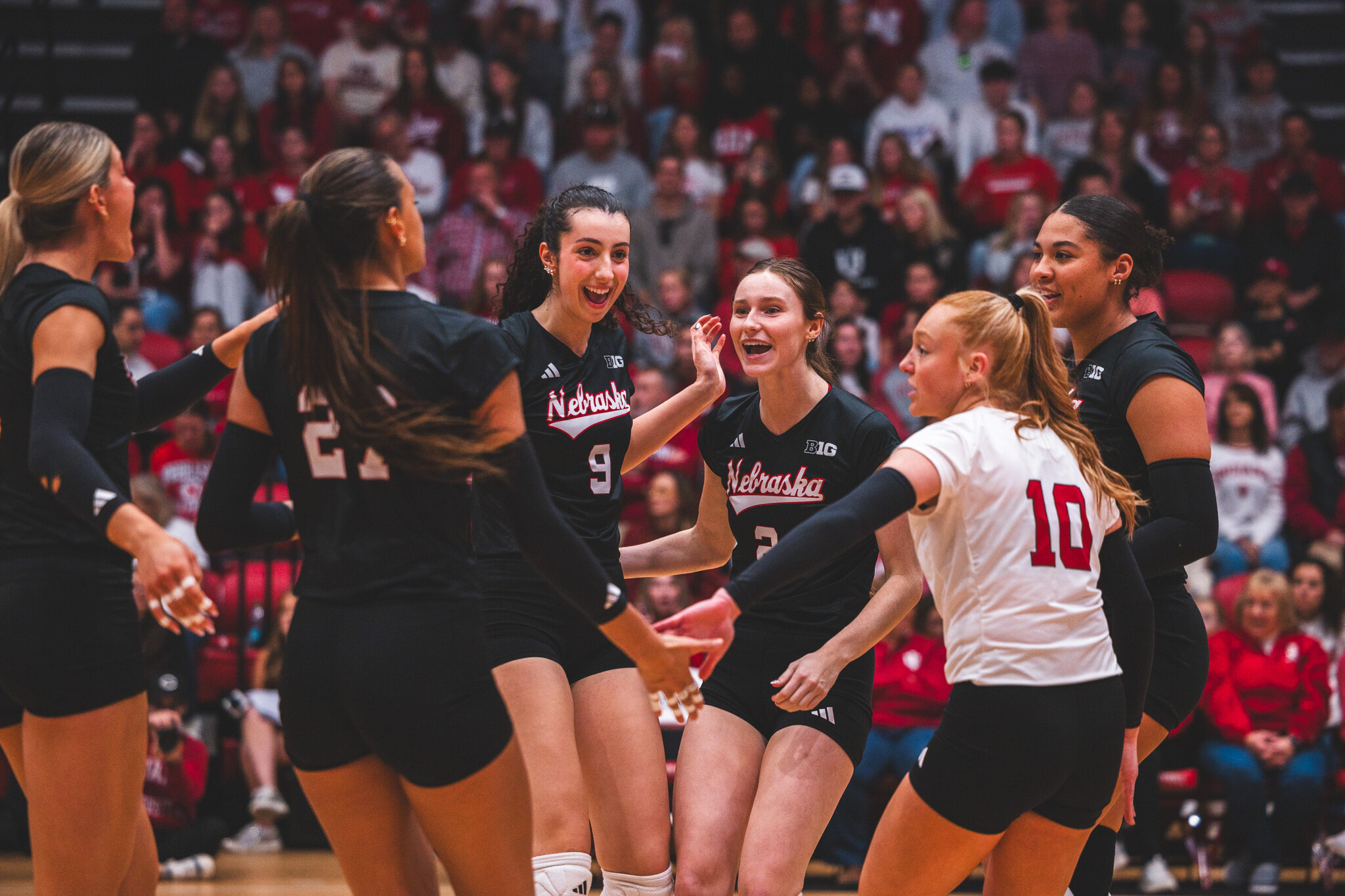 No. 1 Nebraska wins third-straight Big Ten title, sweeps No. 17 Indiana