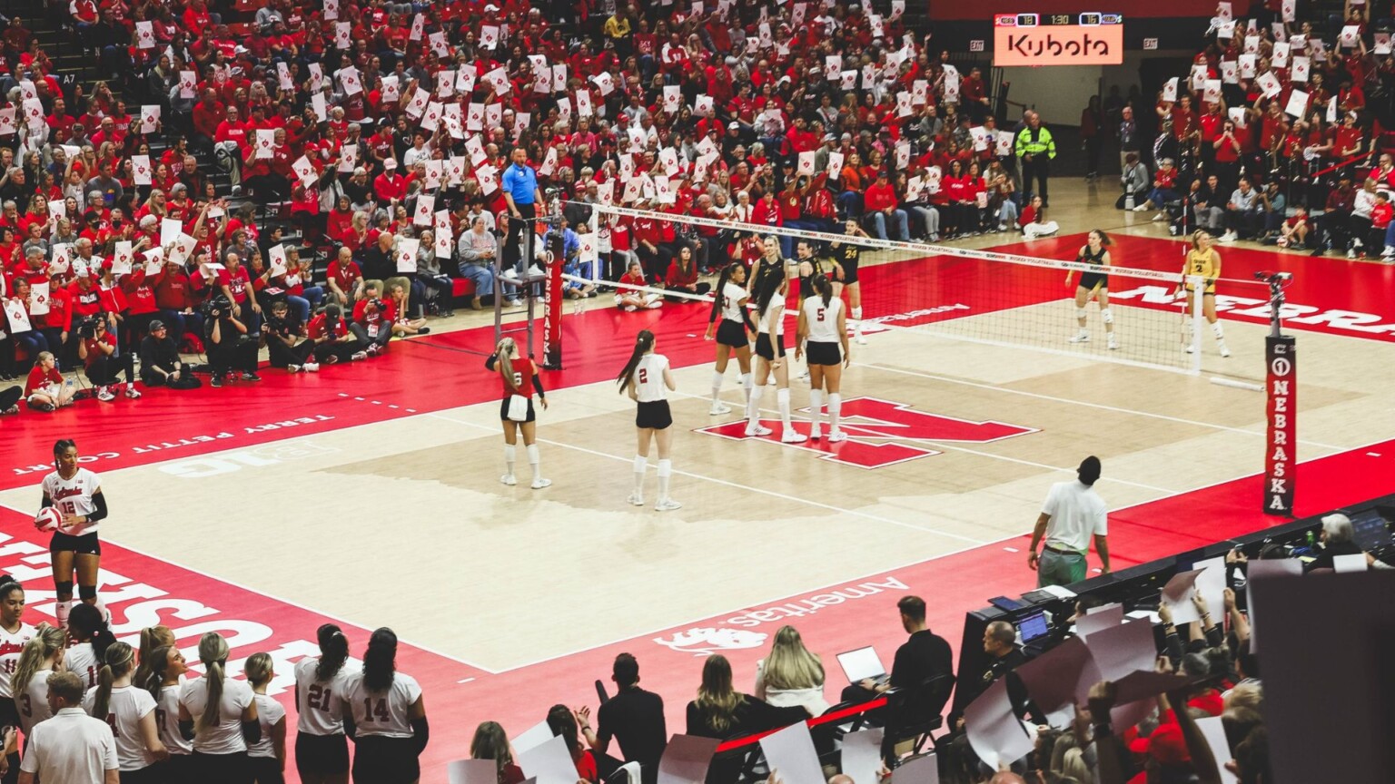 No. 1 Huskers stay unbeaten in sweep over Iowa, clinch share of Big Ten ...