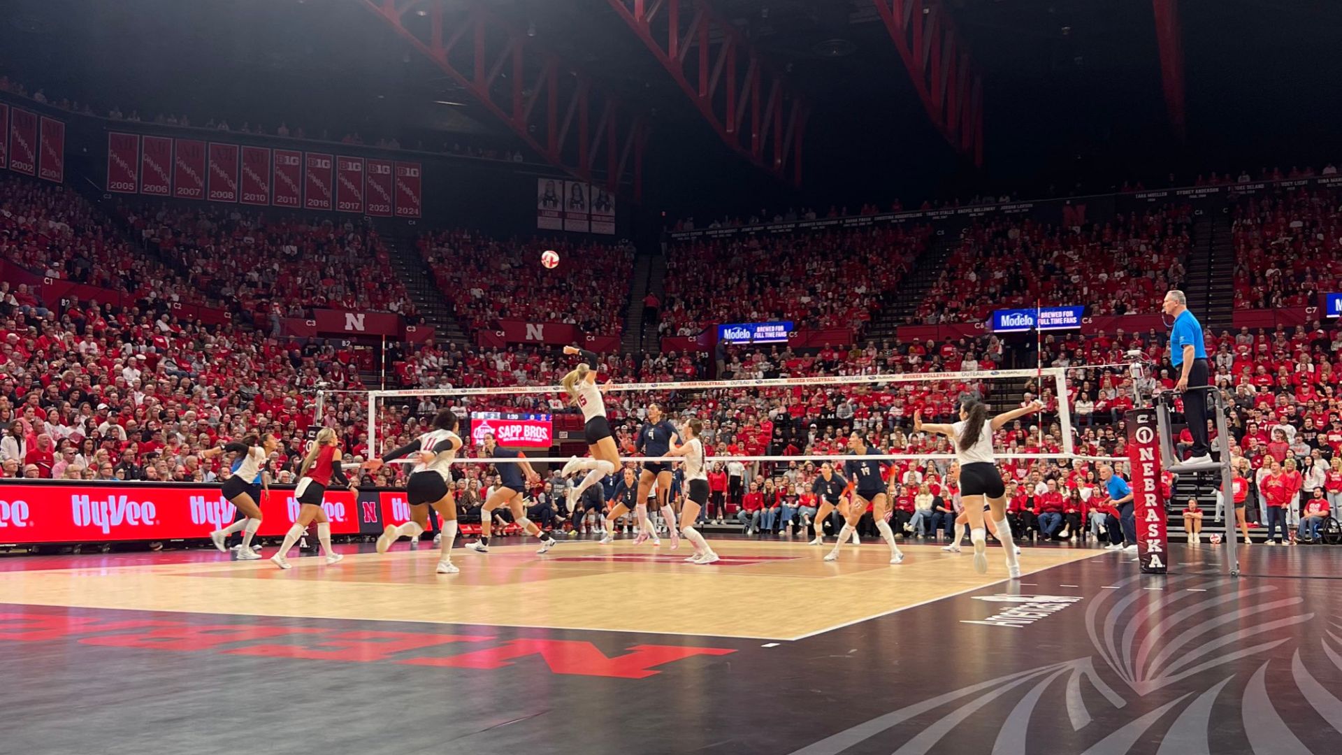 No. 1 Nebraska volleyball thumps Illinois, extends sweep-streak to 14