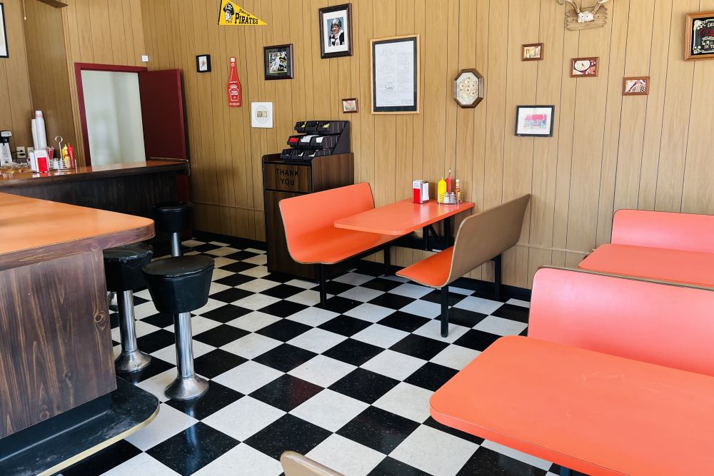 Dad’s Dog & Burger, a Mom-And-Pop Shop, Opens in Bloomfield