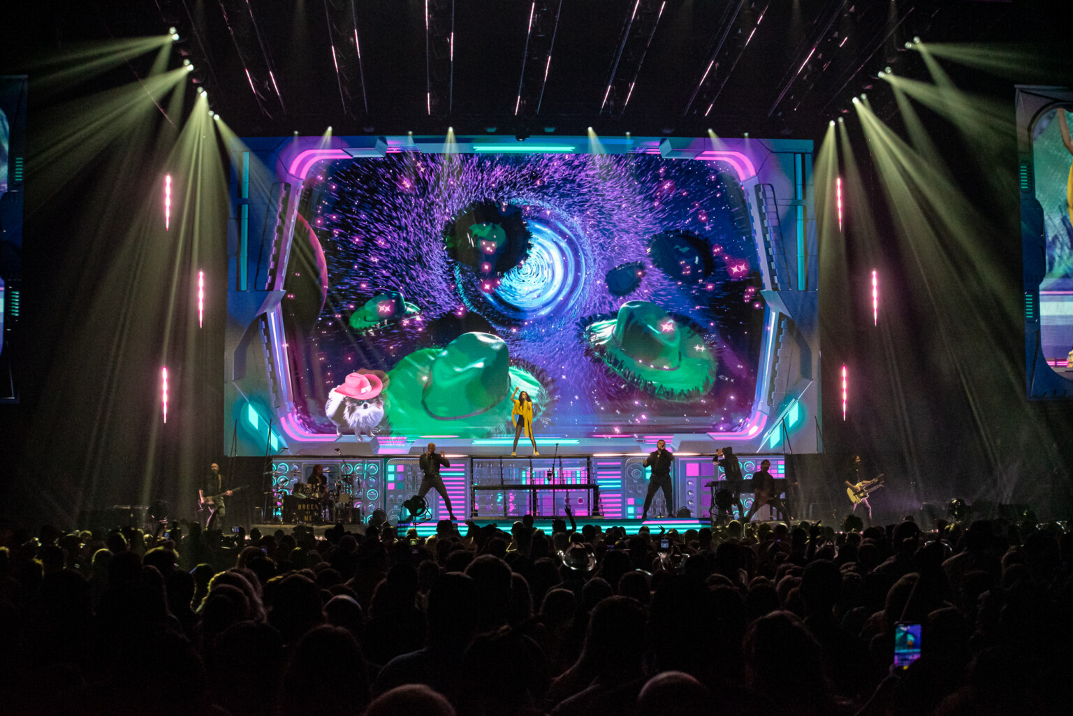 Photos: Shania Twain is for lovers at T-Mobile