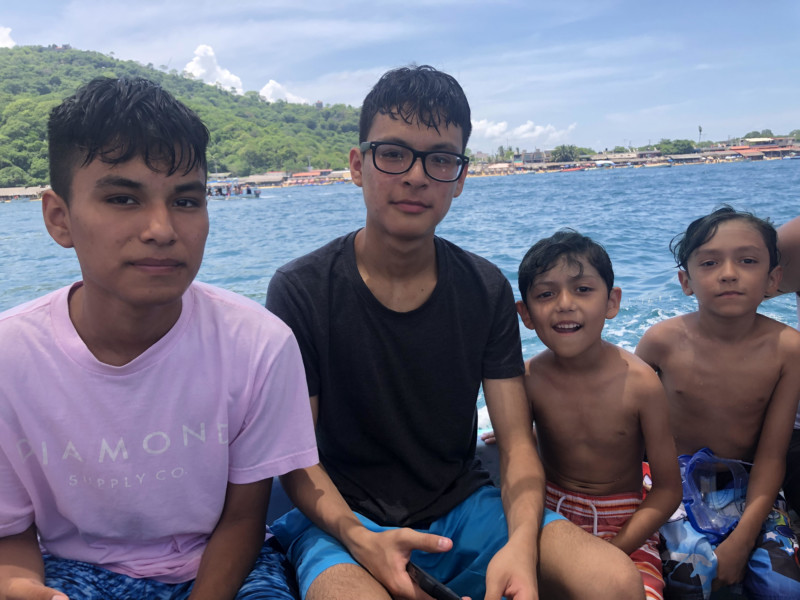 Fuimos a Acapulco / Visitamos la playa Puerto Marqués - TulsaKids Magazine