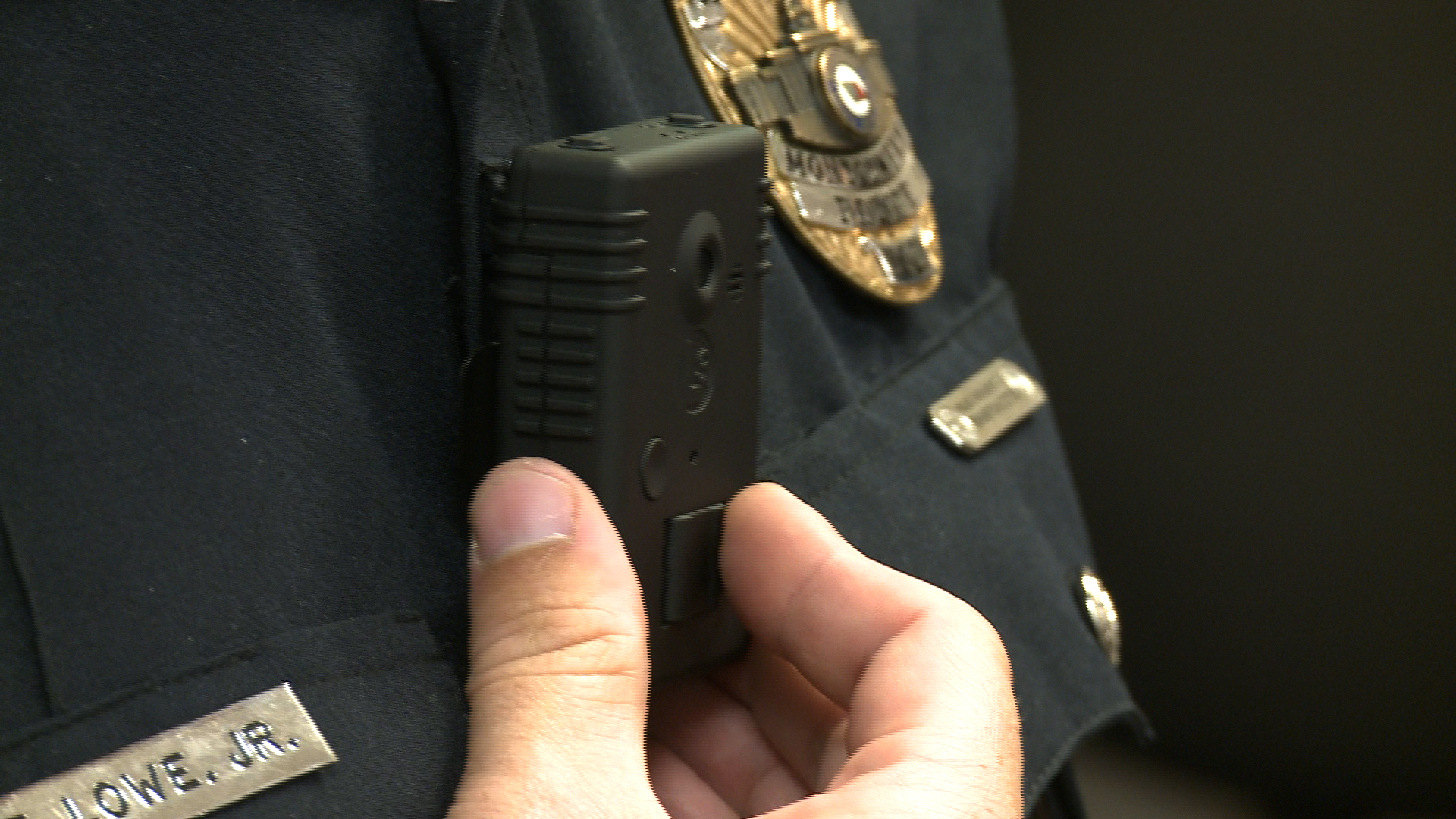 Montgomery Police Department Unveils Body Cams For Officers Waka 8