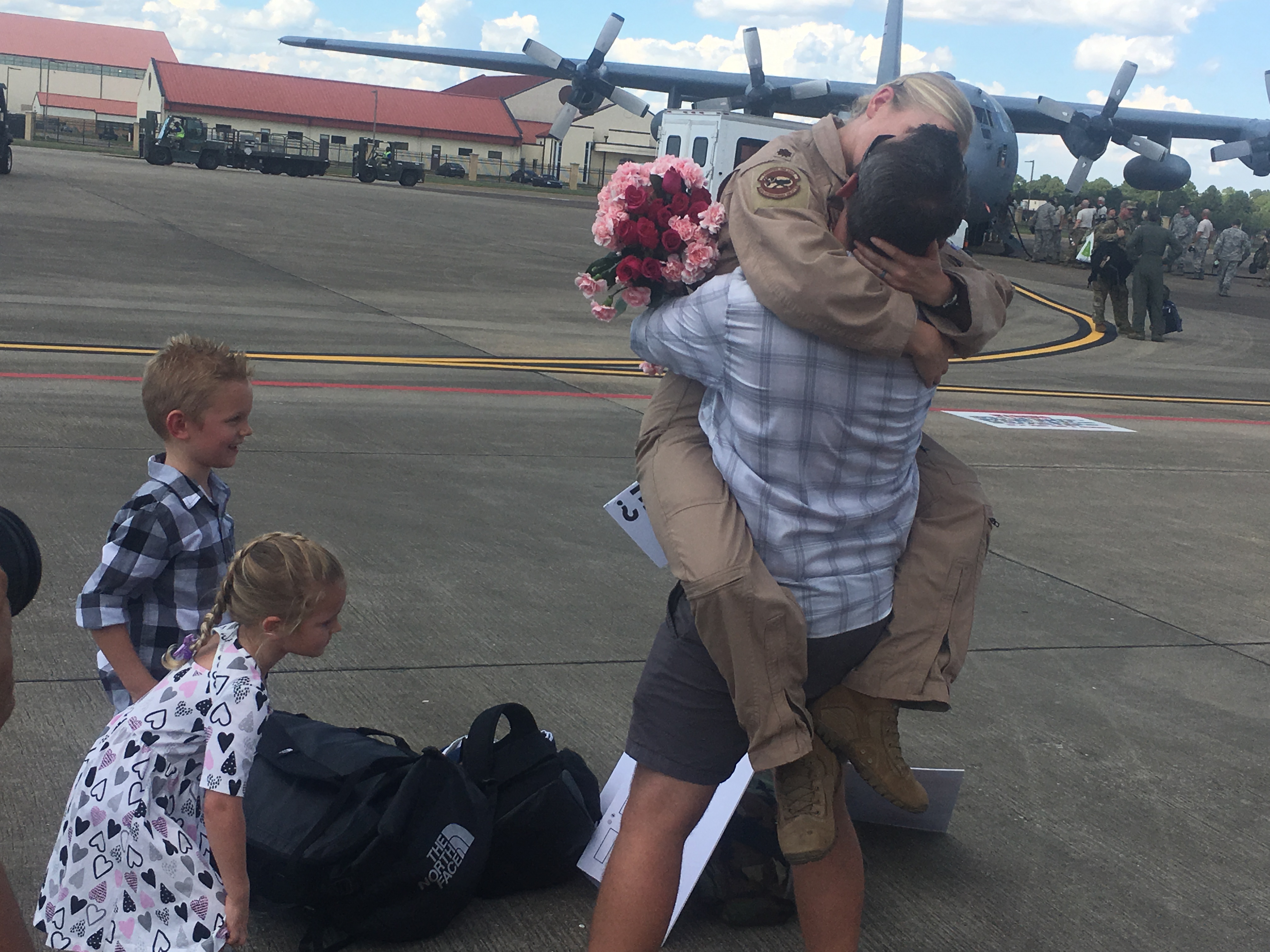 908th Airlift Wing Gets Warm Welcome Home After Deployment - WAKA 8