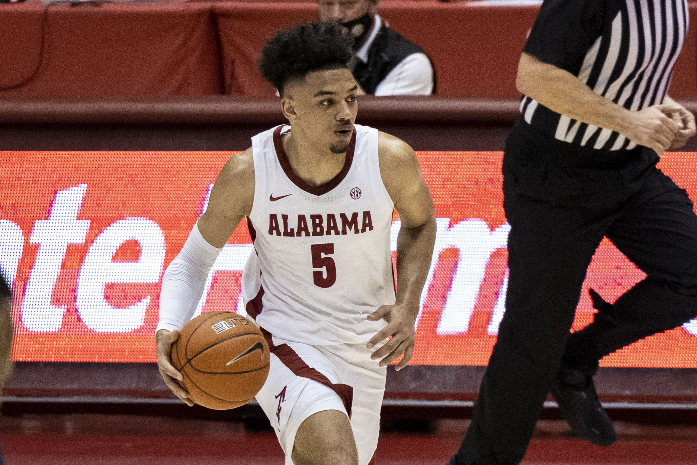 Alabama tops Auburn behind Shackelford's 25 points - WAKA 8