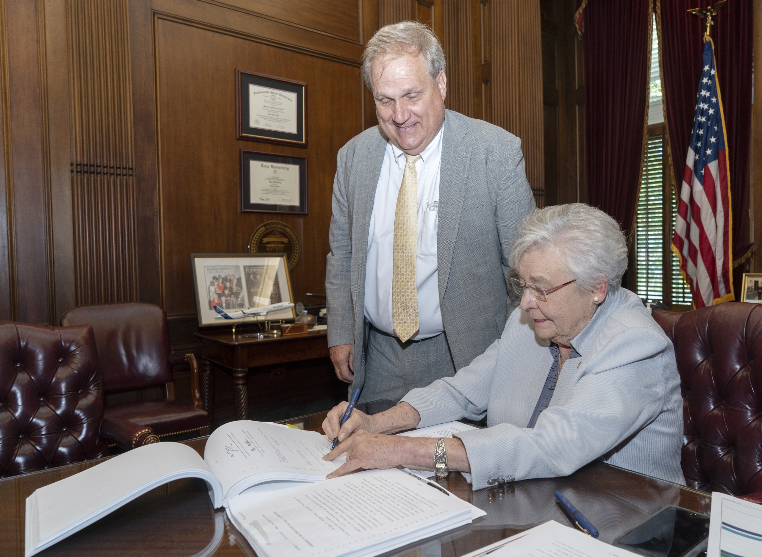 Gov. Kay Ivey Signs Medical Marijuana Bill - WAKA 8
