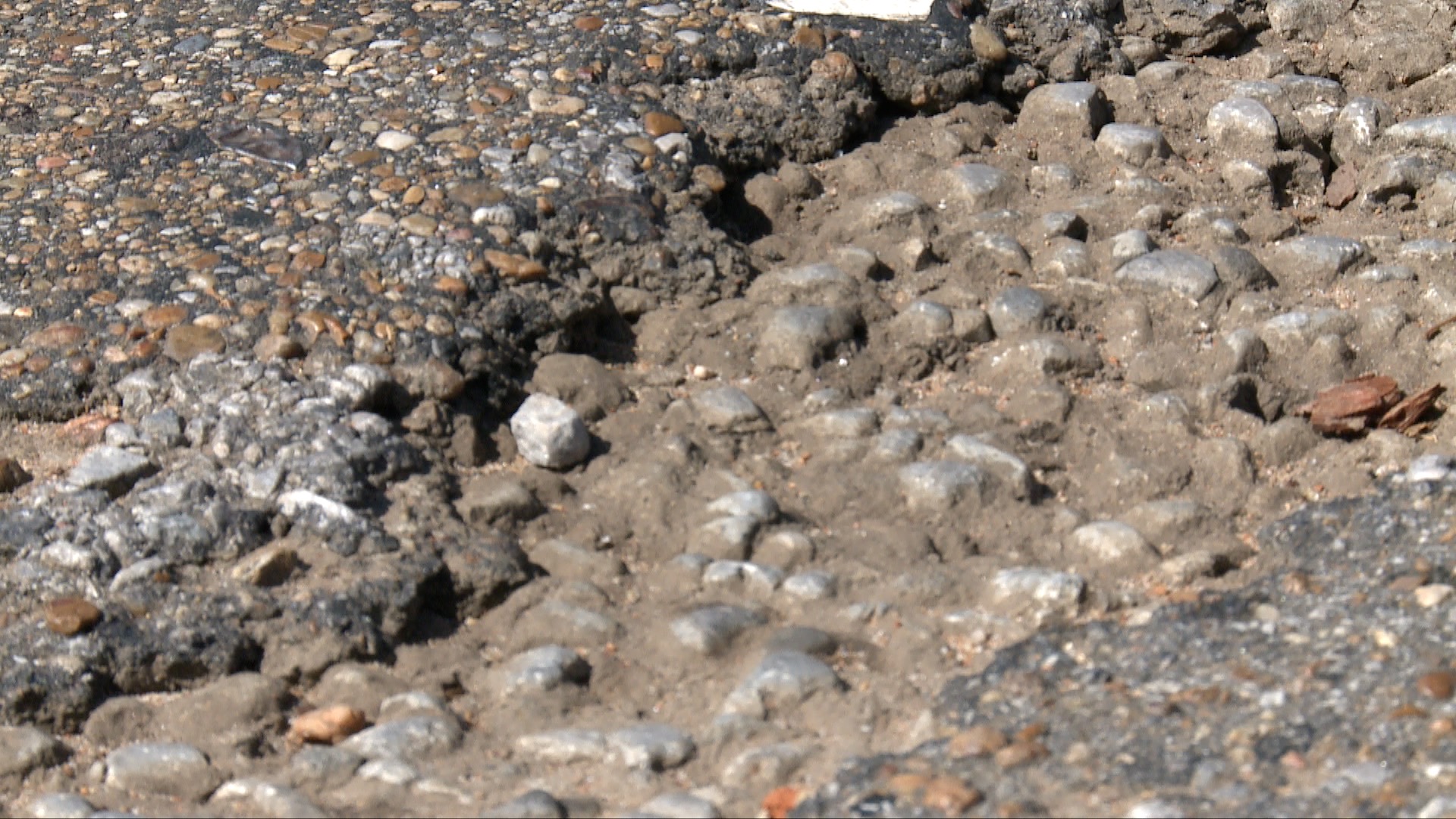Raggedy Roads Vex Wilcox Co. Residents in Peachtree Community - WAKA 8