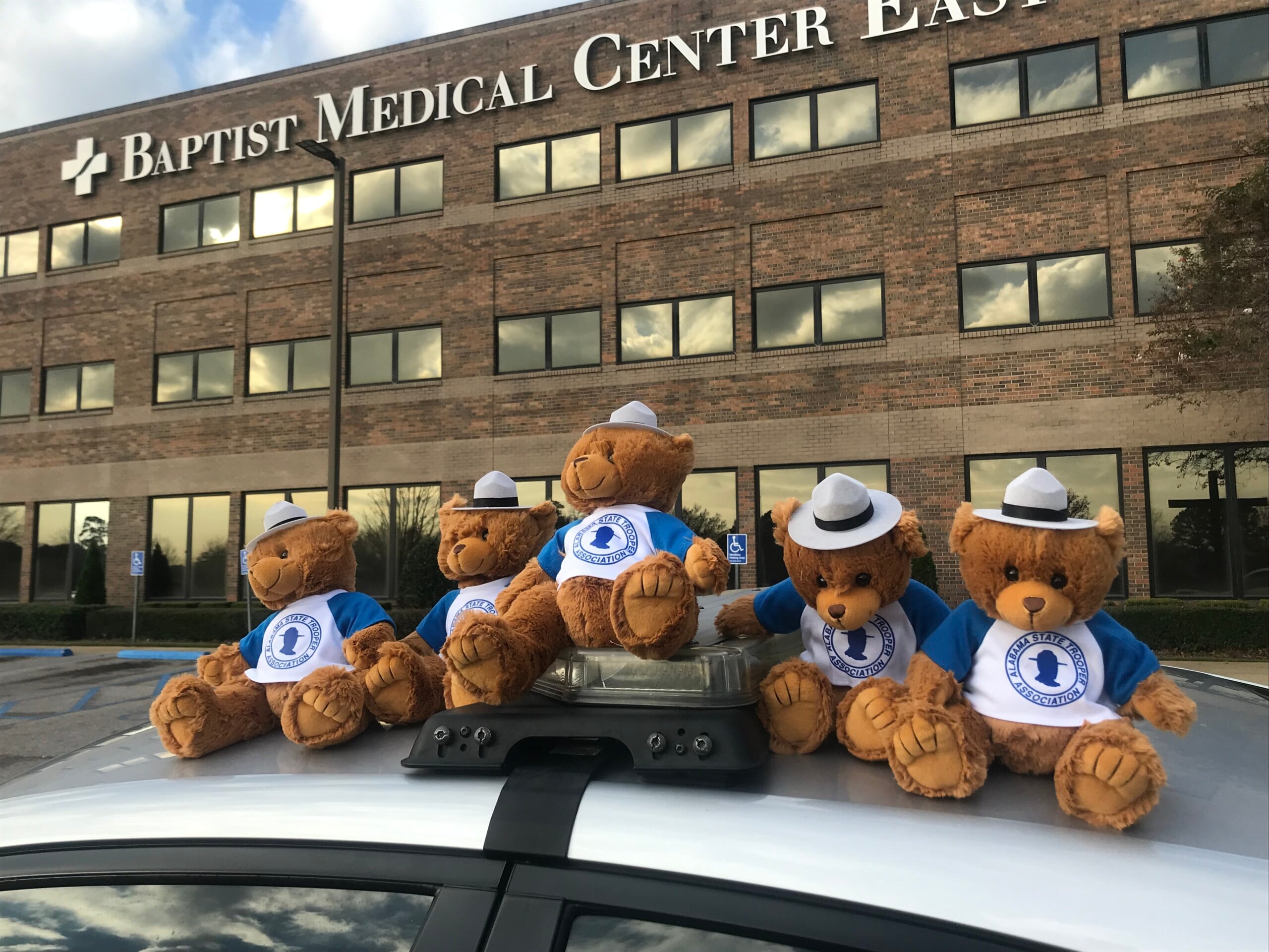 State Troopers deliver teddy bears to children in hospital - WAKA 8