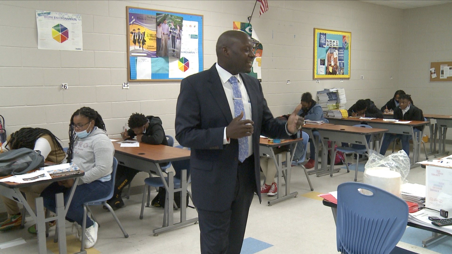 Selma Superintendent Teaches Class at Selma High - WAKA 8