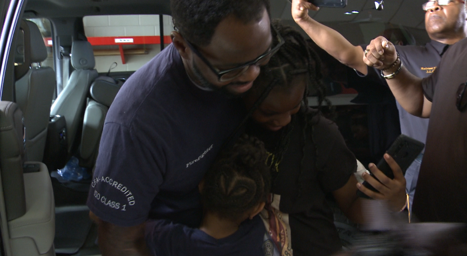 Firefighter injured in deadly house fire in May returns home - WAKA 8