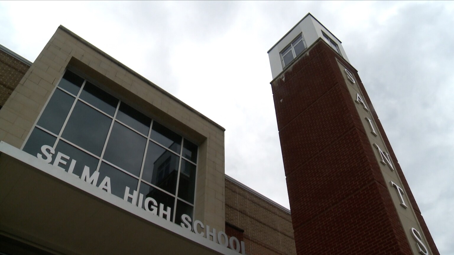 Selma mother says Selma High School teacher slapped her son - WAKA 8