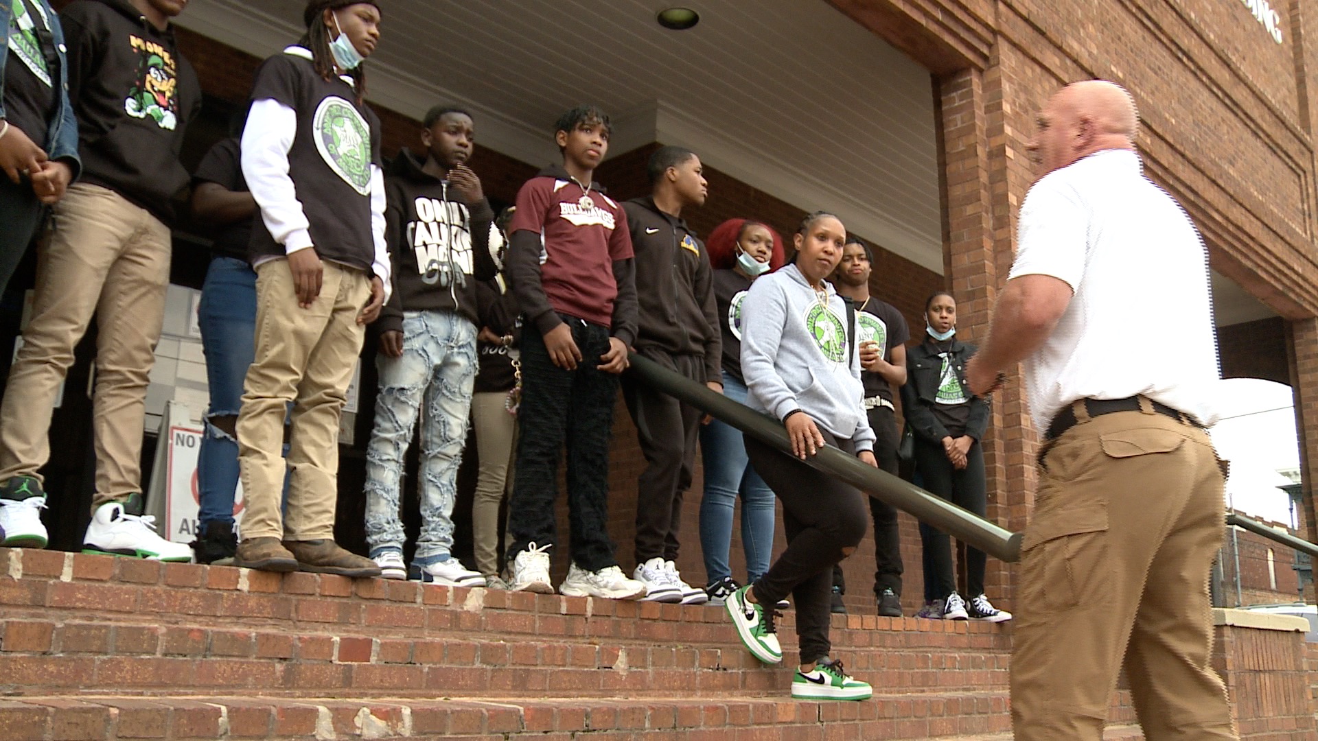 Students take Real Deal Drug Tour at Dallas Co. Courthouse - WAKA 8