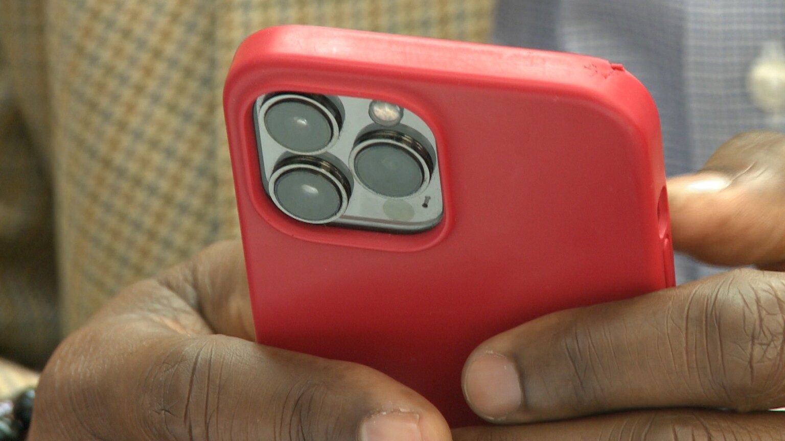 Area educators react to school cell phone ban proposal - WAKA 8