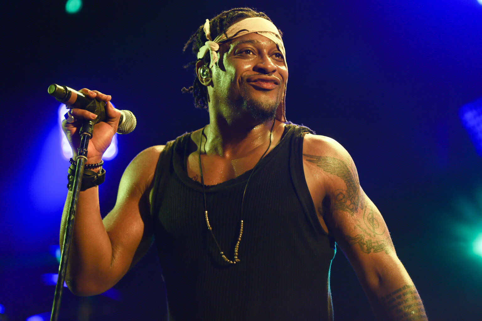 Grammy-winning R&B singer D'Angelo dies at 51 - WAKA 8