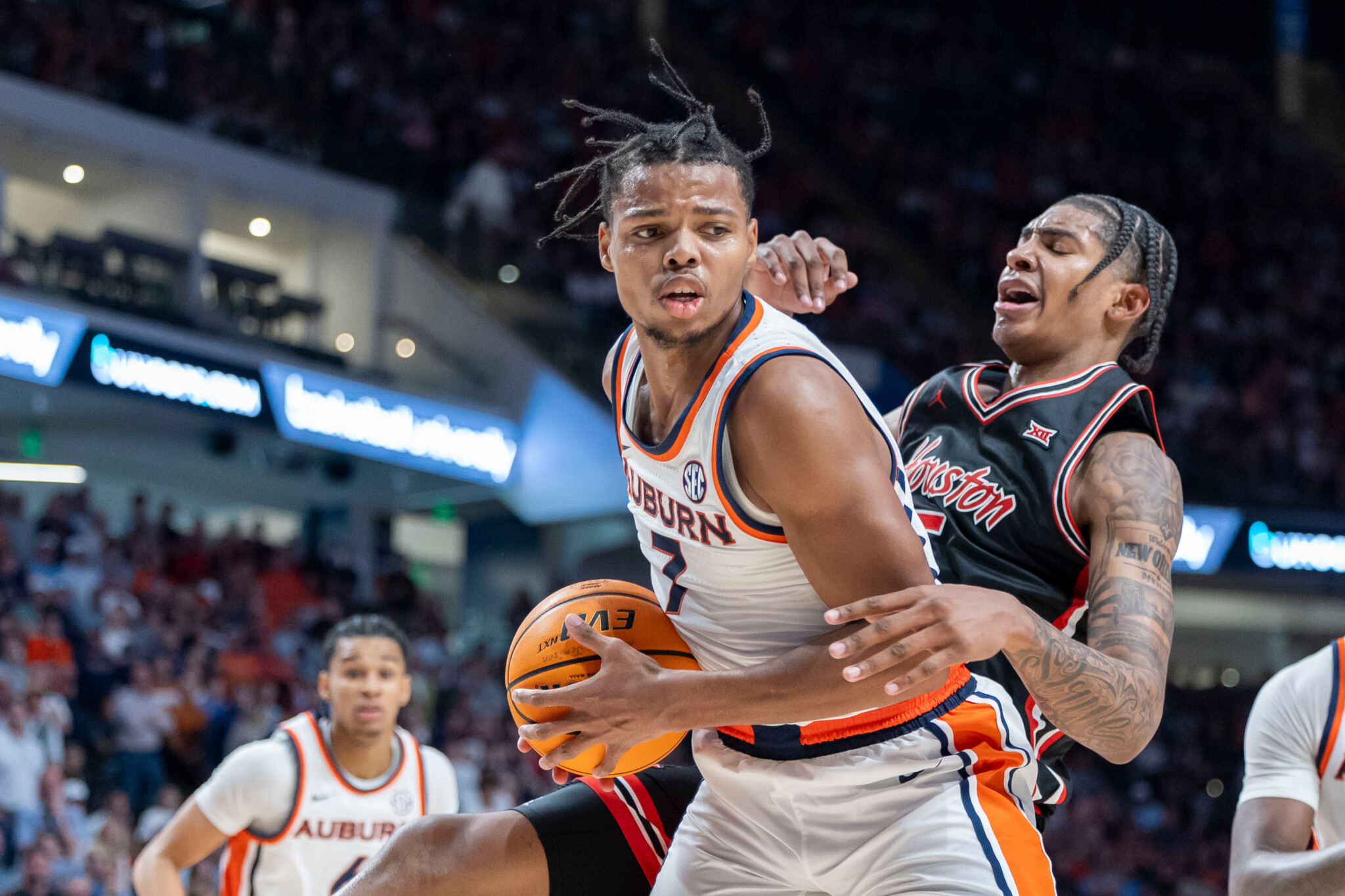 Keyshawn Hall scores 20 as No. 1 Houston holds off No. 22 Auburn 73-72 ...